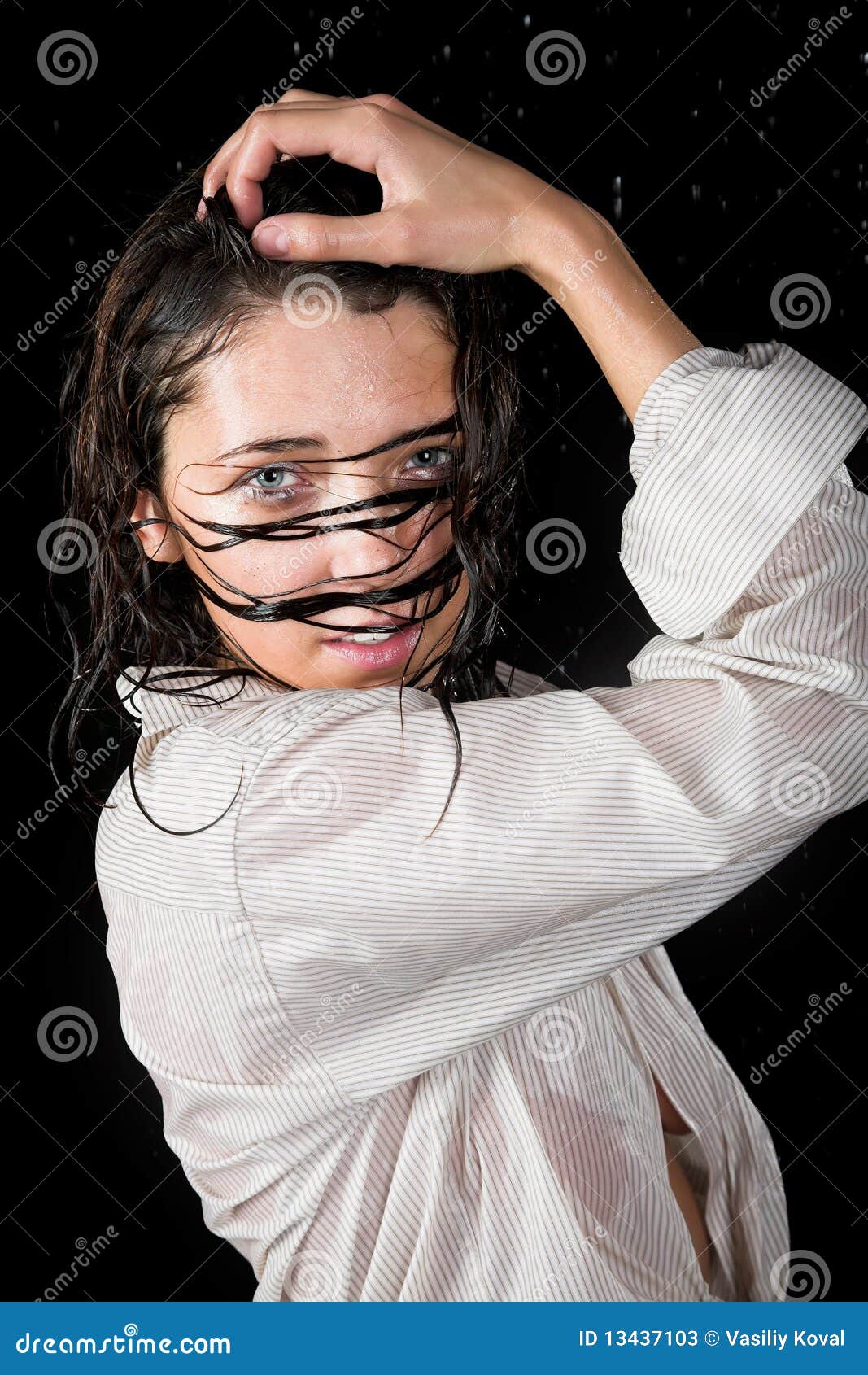 Menina Molhada Na Chuva Imagem De Stock Imagem De Camisa 13437103