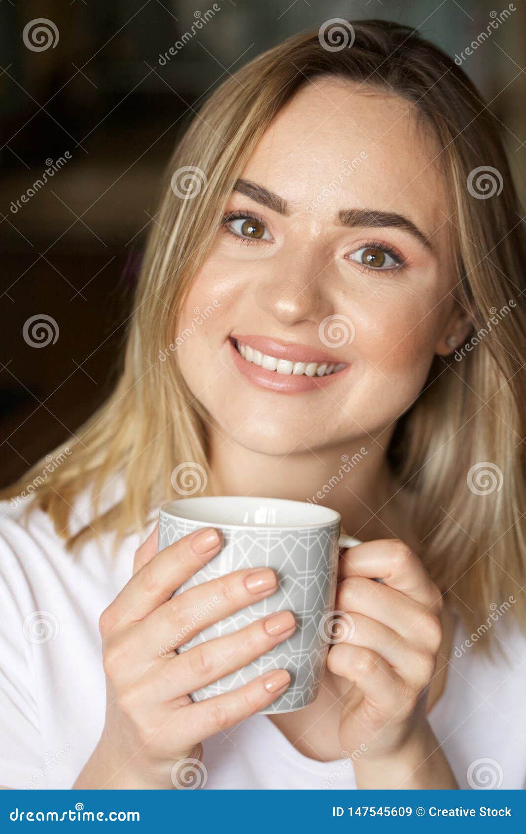 Menina no caf? imagem de stock. Imagem de naughty, colocar - 147545609 Menina no caf? imagem de stock. Imagem de naughty, colocar - 147545609