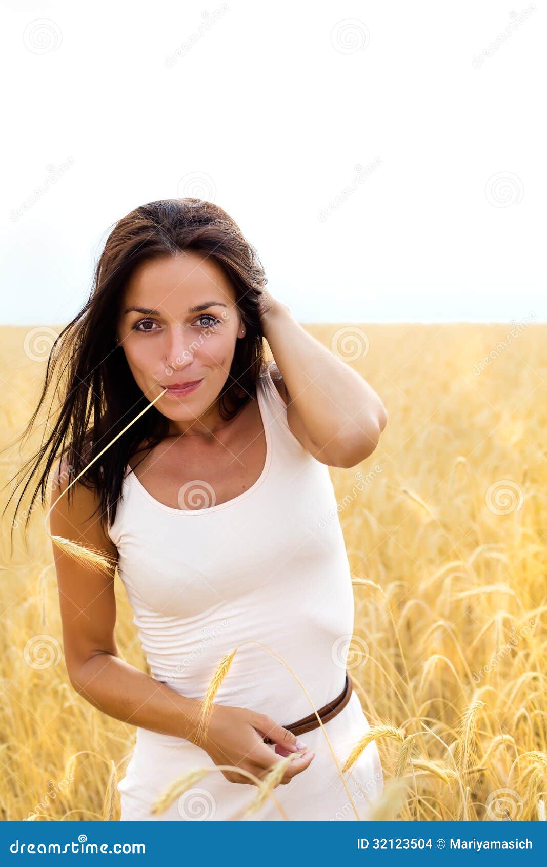 Menina No Campo De Trigo Foto De Stock Imagem De Menina 32123504