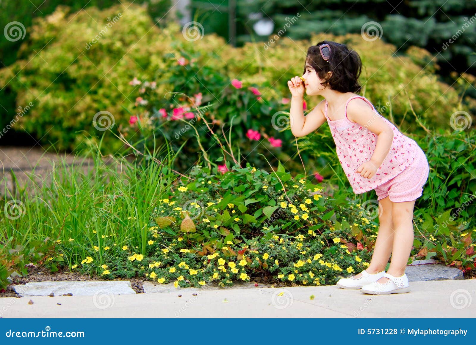 Menina no jardim de flor foto de stock. Imagem de sorriso - 5731228