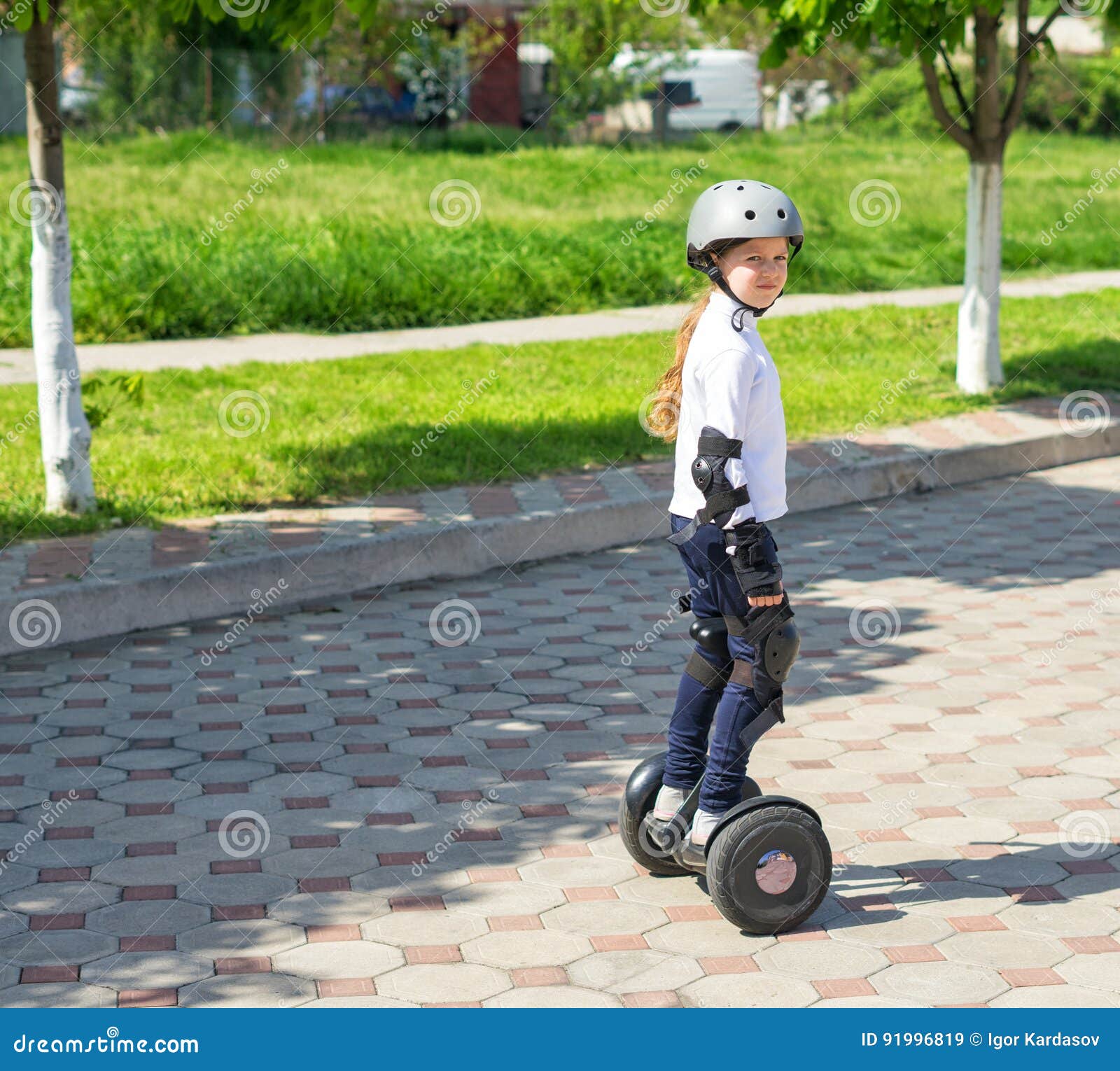 A Menina Pequena Aprende Montar O Mini Hoverboard Bonde Imagem de Stock ...