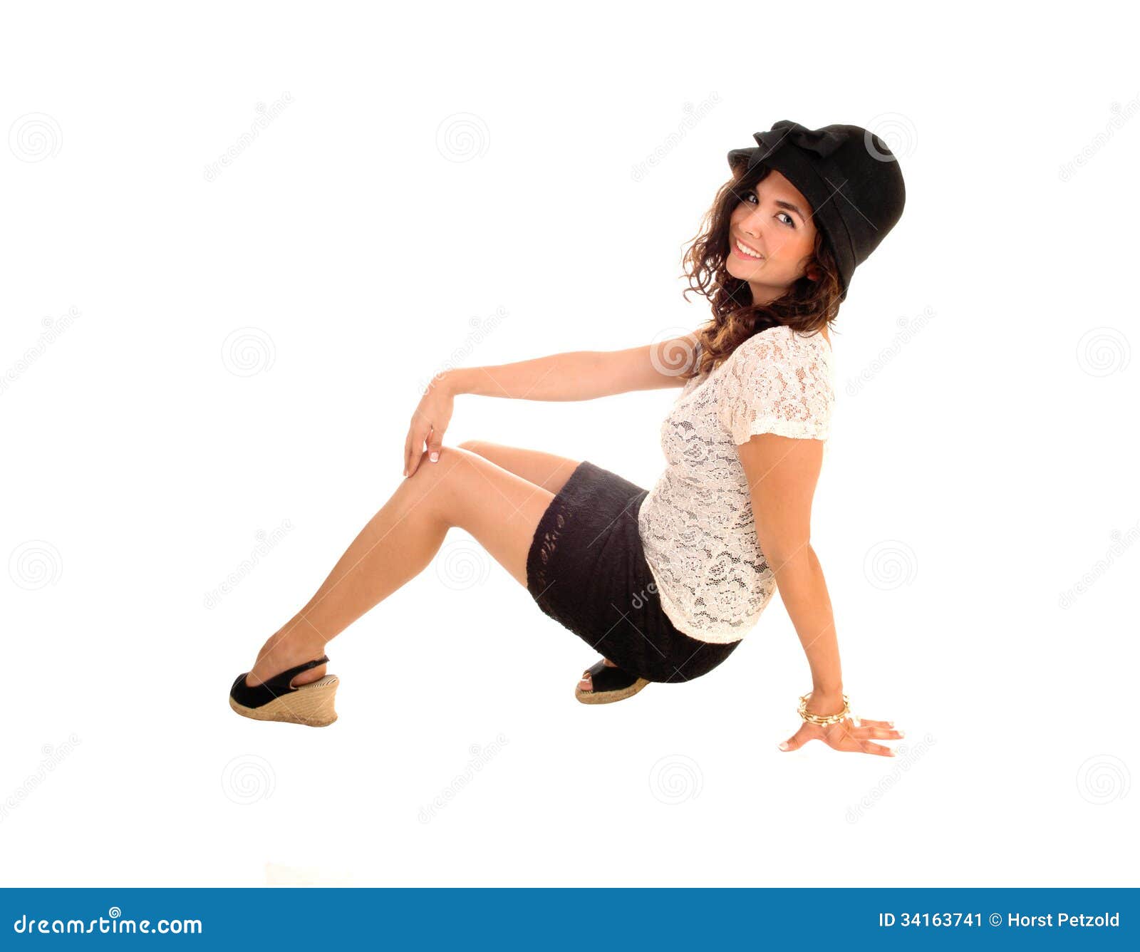 Menina Que Agacha-se No Assoalho. Imagem de Stock - Imagem de ...