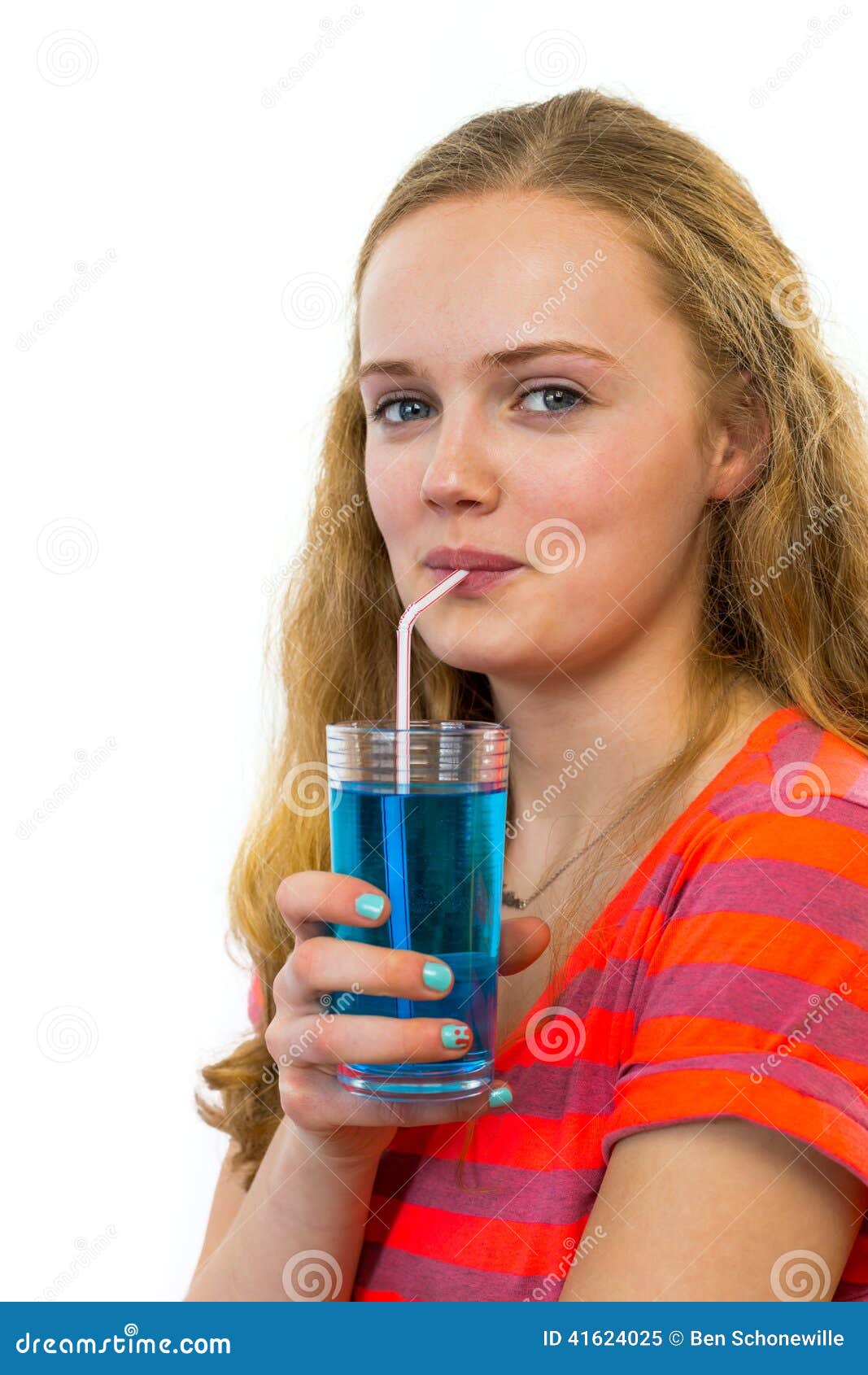 Menina Que Bebe O Refresco Azul Com Palha Imagem de Stock - Imagem de ...