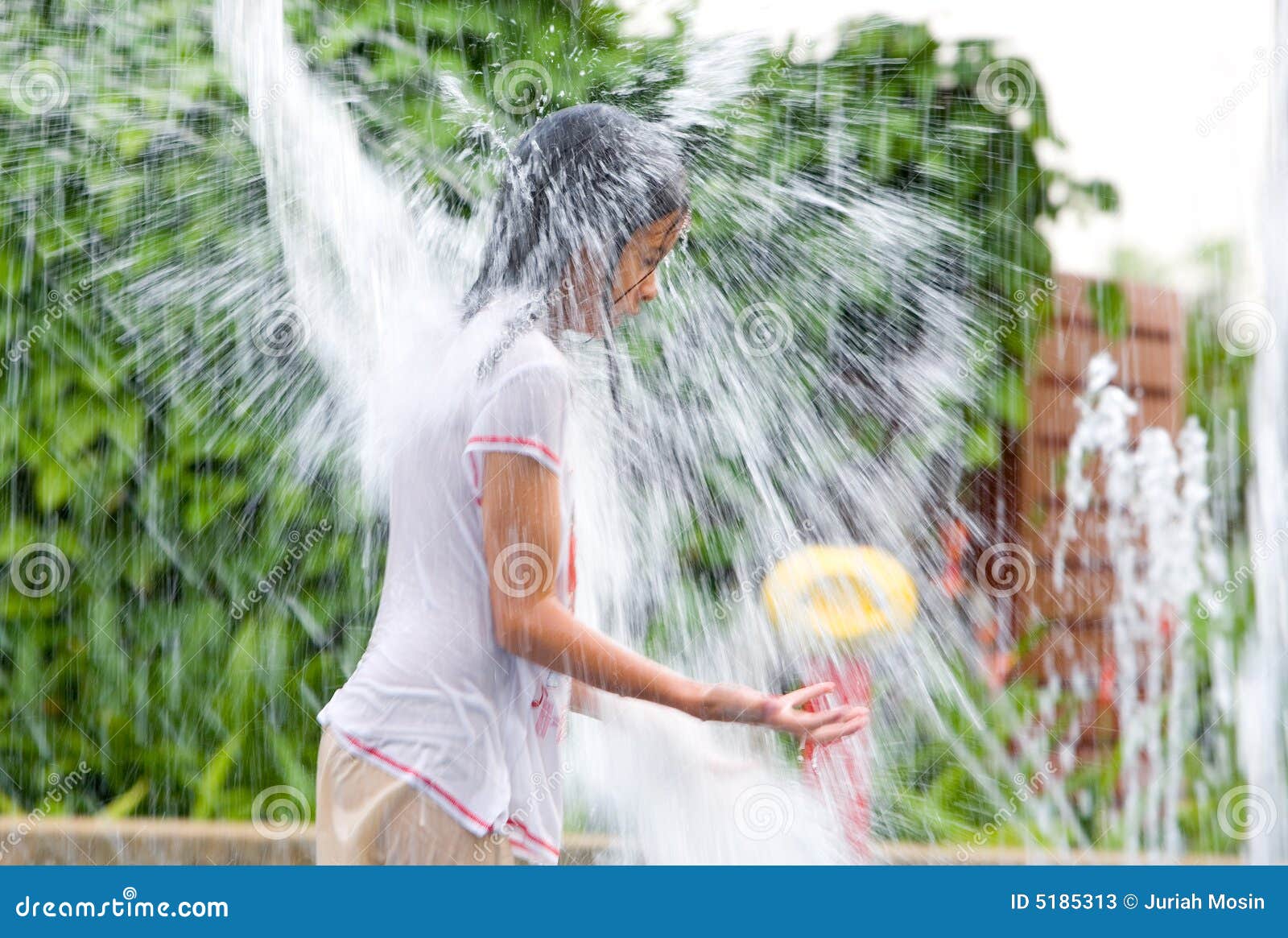 Menina que começ embebida imagem de stock. Imagem de energia - 5185313