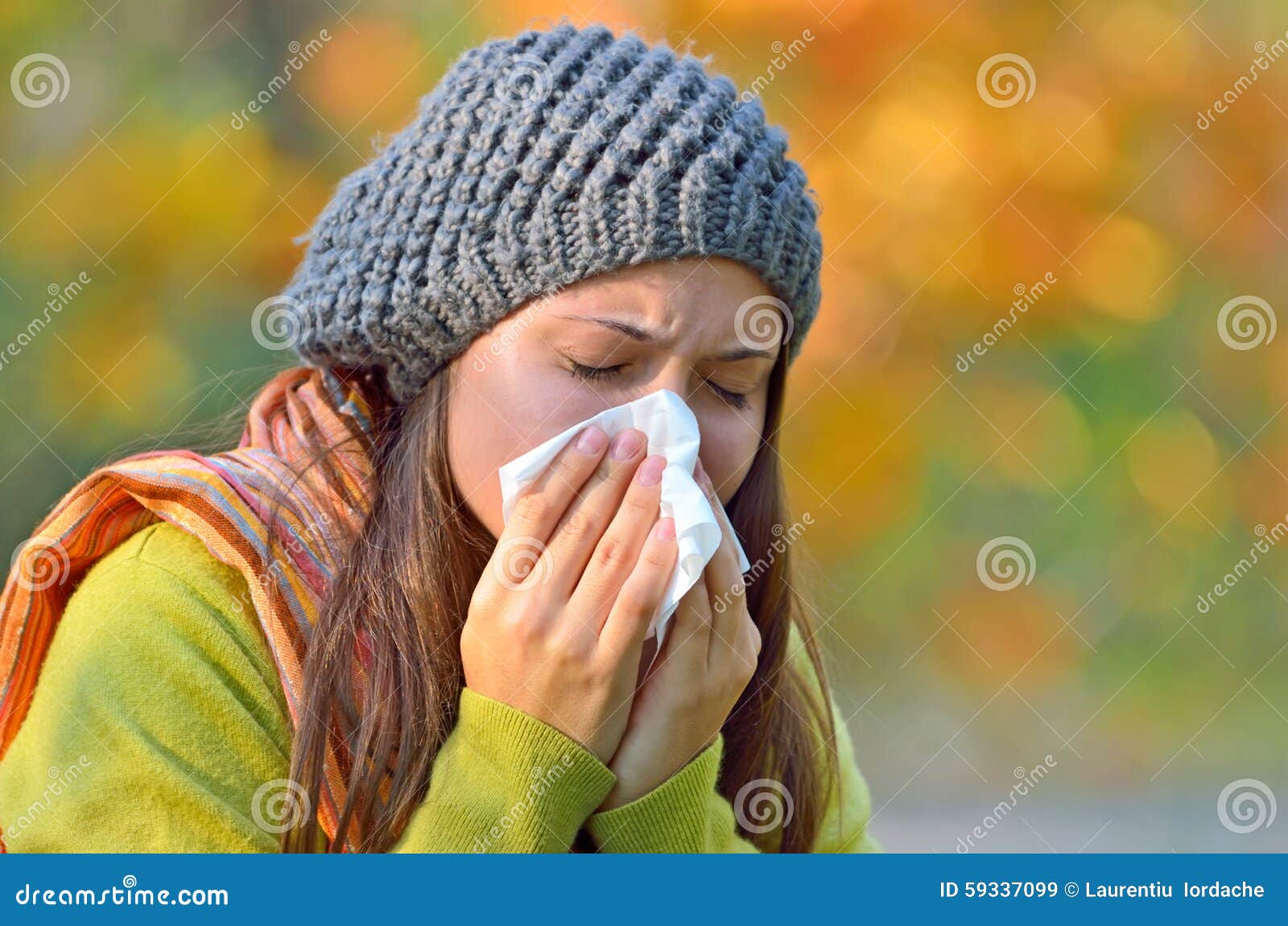 Menina Que Espirra No Tecido Imagem de Stock - Imagem de frio, exterior ...