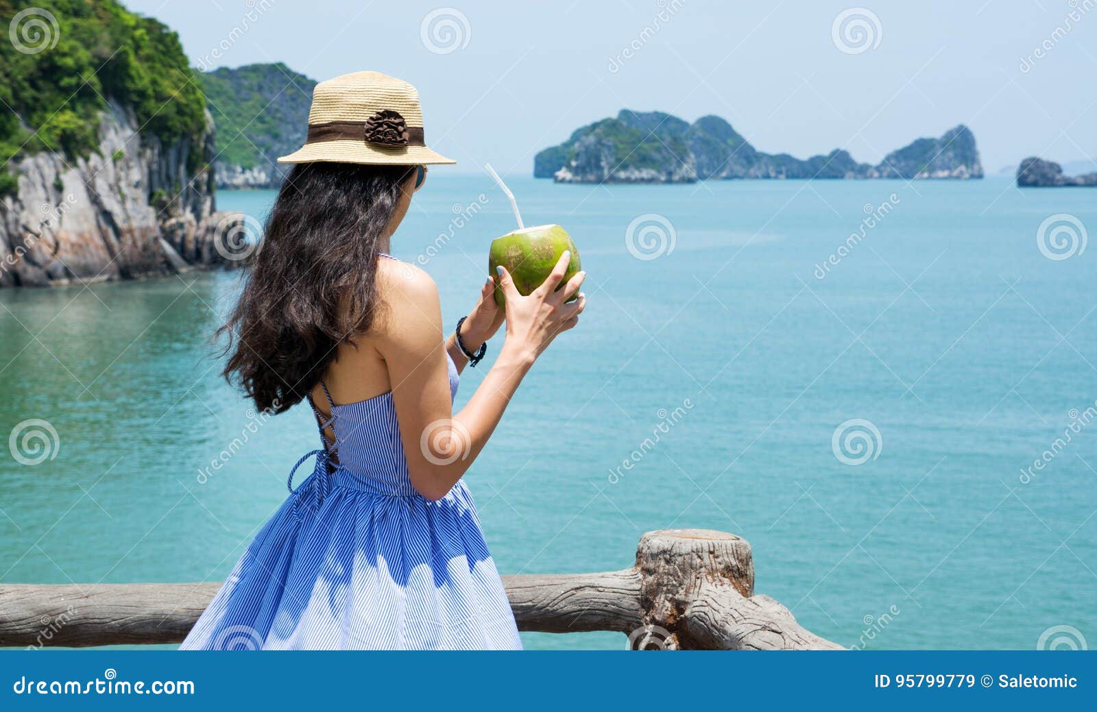 Menina Que Guarda O Coco Pelo Beira-mar Imagem de Stock - Imagem de ...