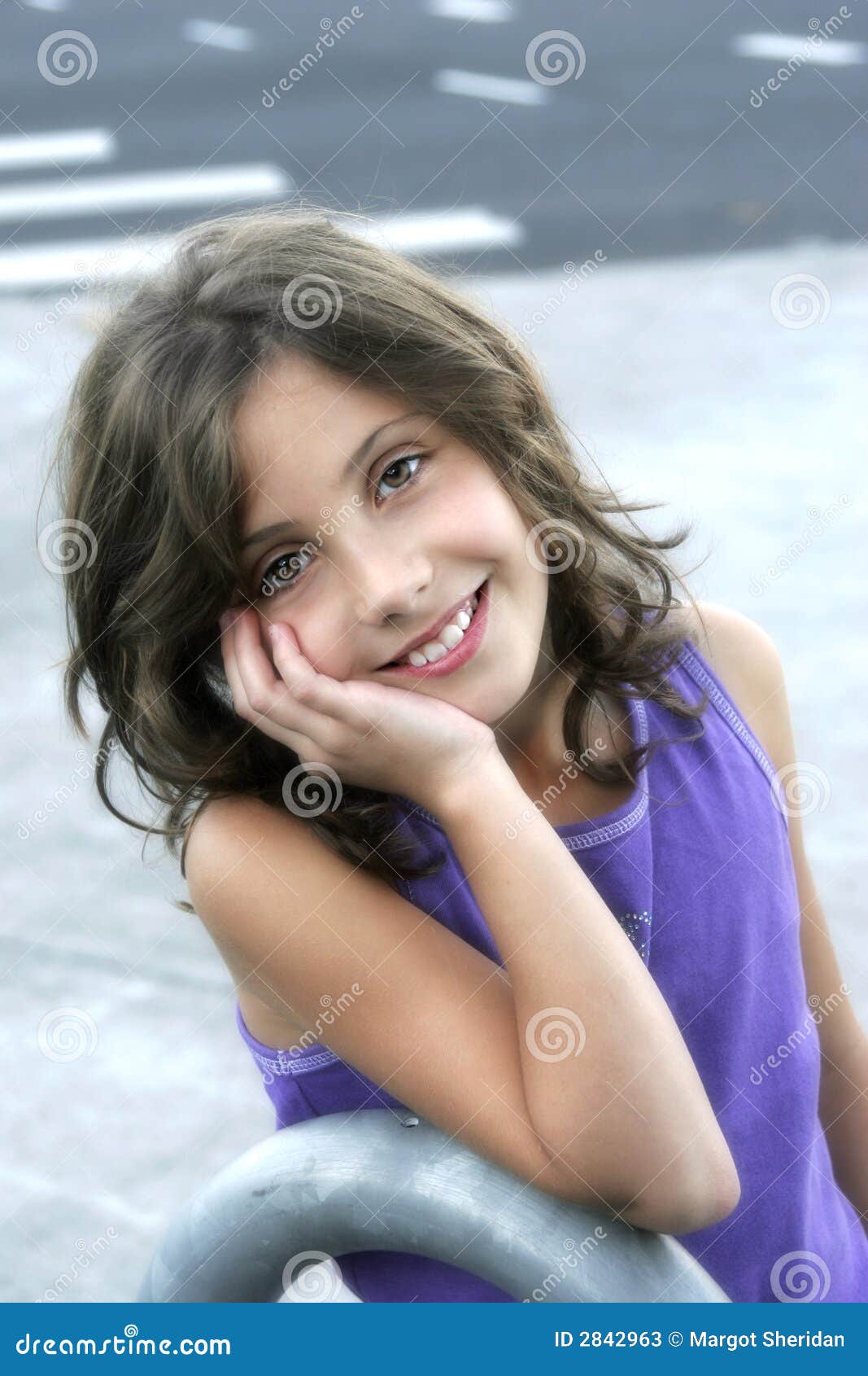 Menina querida do Preteen imagem de stock. Imagem de consideravelmente ...