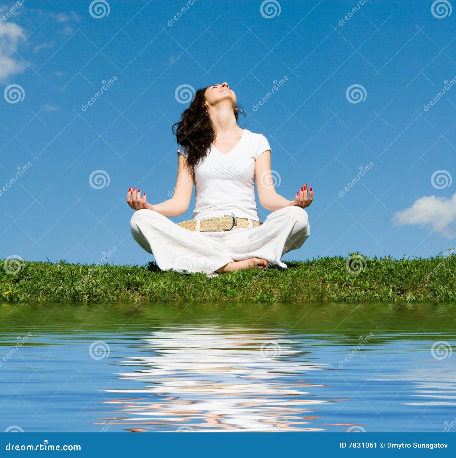A Menina Relaxa Na Grama Verde Imagem de Stock - Imagem de campo, cara ...