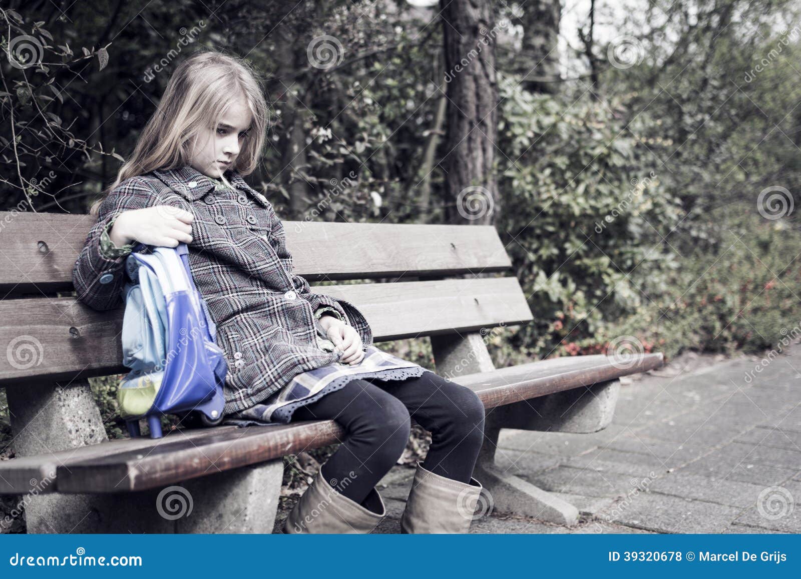 Menina sem amigos foto de stock. Imagem de pavimento - 39320678