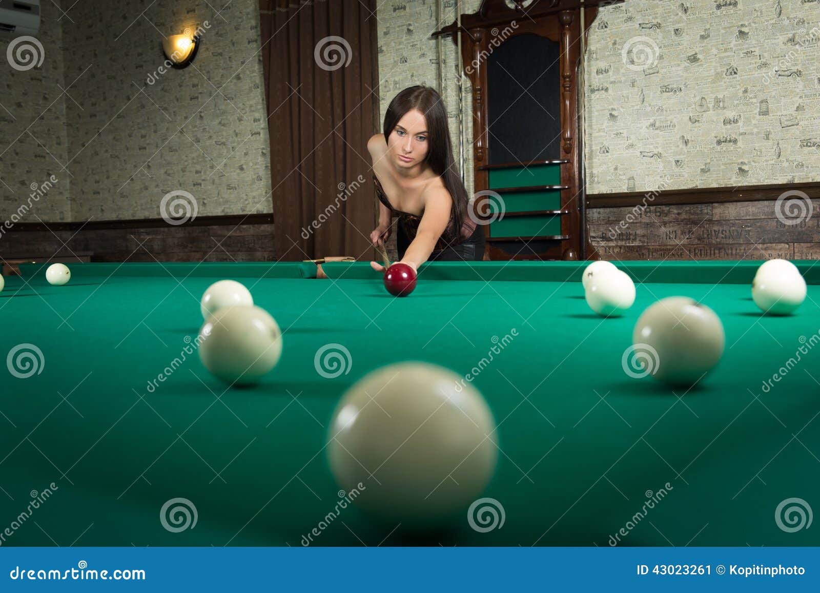 A Menina Sexy No Espartilho Joga Bilhar Imagem De Stock Imagem De