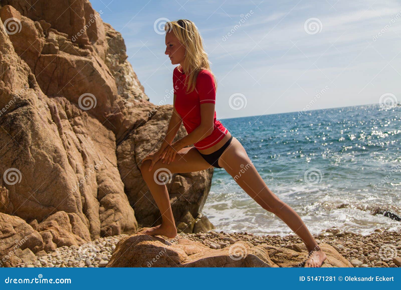 Menina Sexy No Sportwear E Tanga Na Praia Rochosa Imagem De Stock