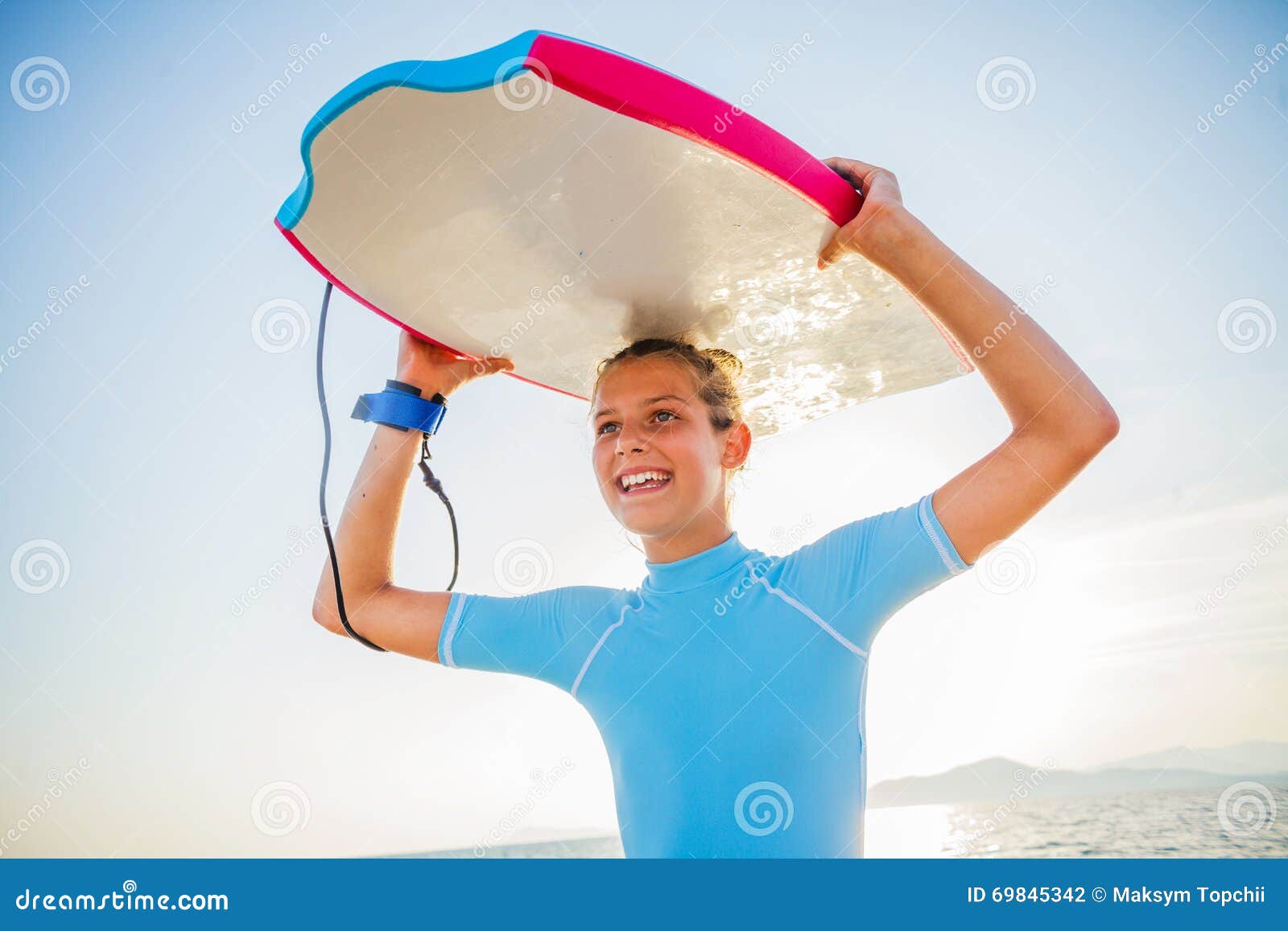 Menina surfando feliz foto de stock. Imagem de areia - 69845342