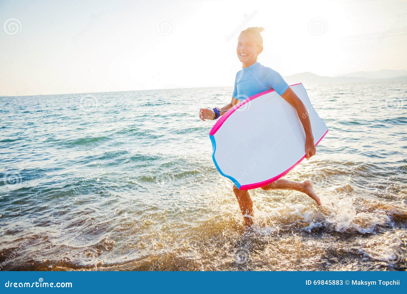 Menina surfando feliz imagem de stock. Imagem de lifestyle - 69845883