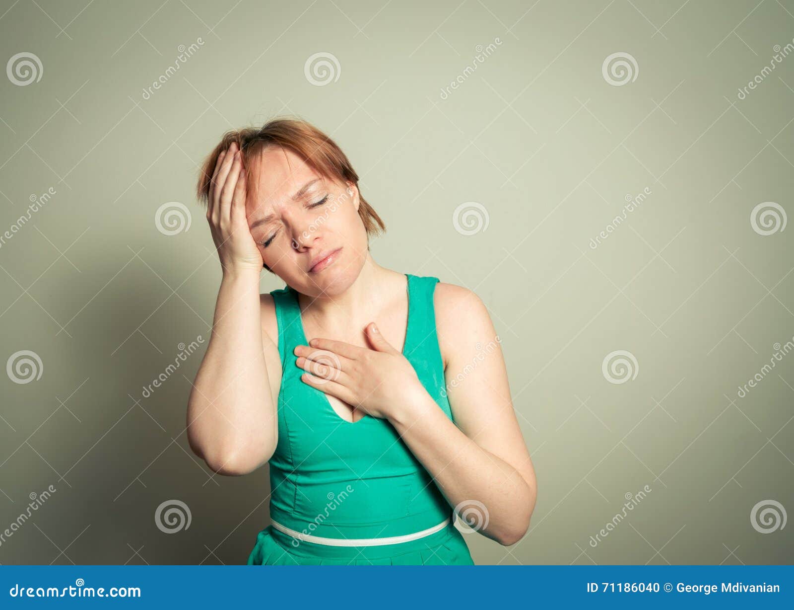 A Menina Tem Uma Dor Principal Foto de Stock - Imagem de médico ...