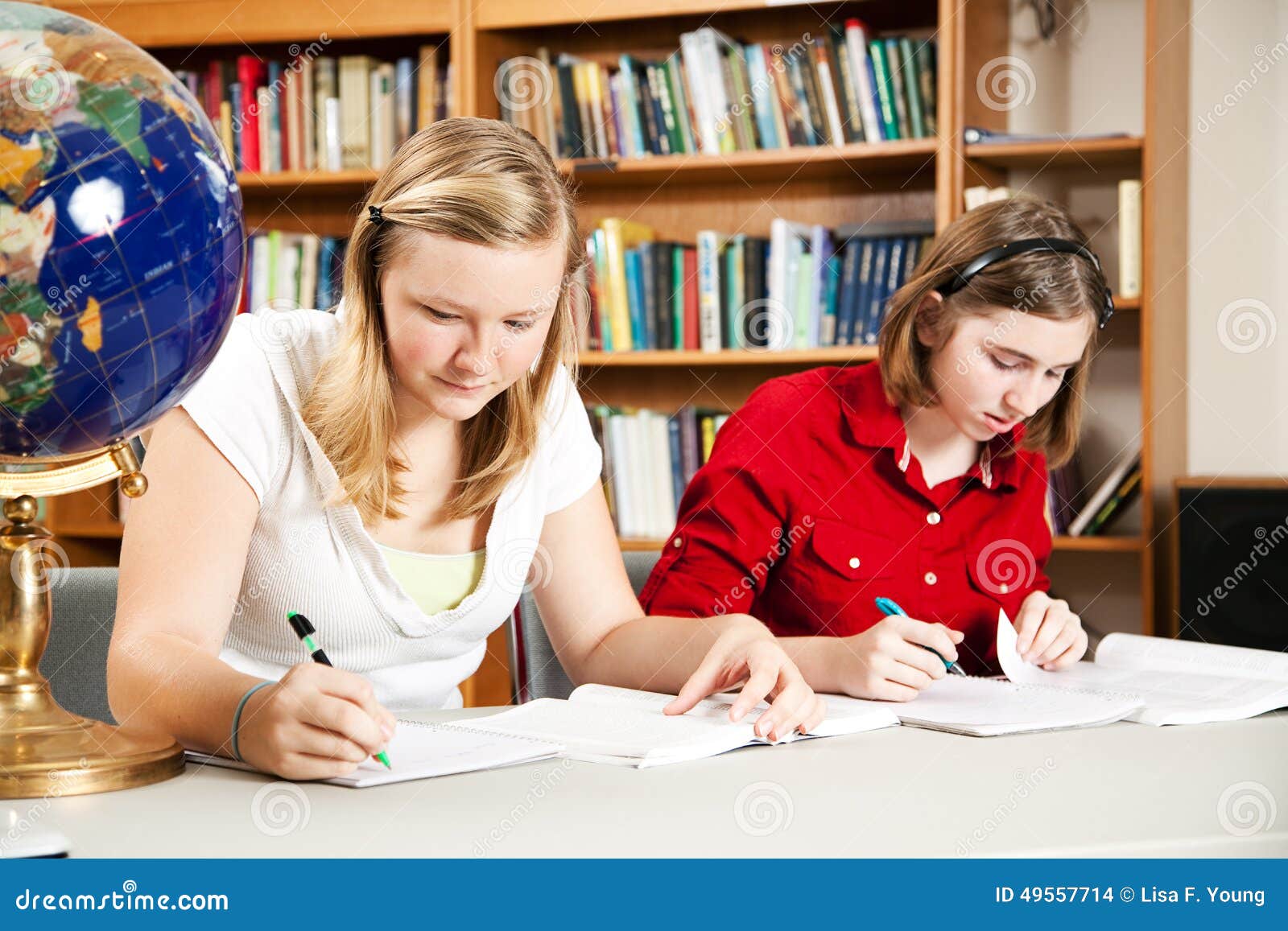 Meninas Adolescentes Que Estudam Na Escola Foto de Stock - Imagem de ...