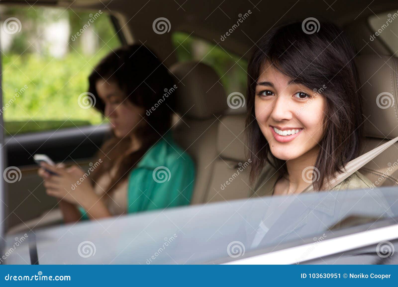 Meninas Adolescentes Que Texting No Banco Traseiro Imagem de Stock ...