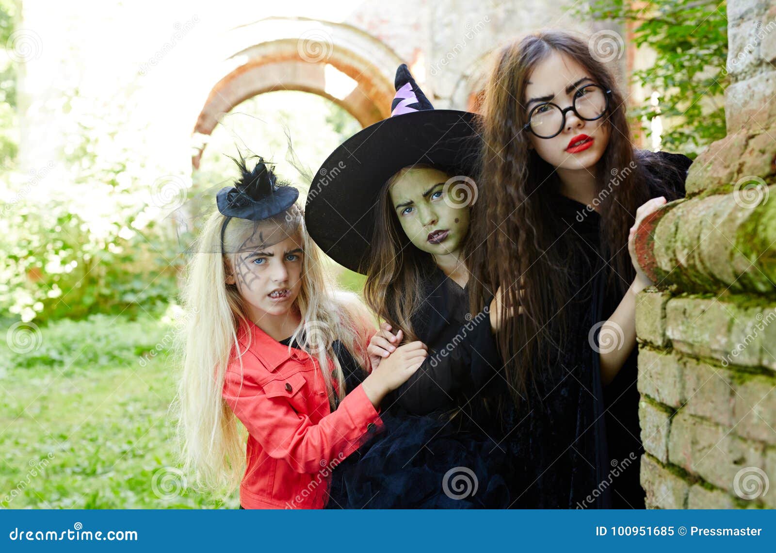 Meninas más imagem de stock. Imagem de grupo, carrancudo - 100951685