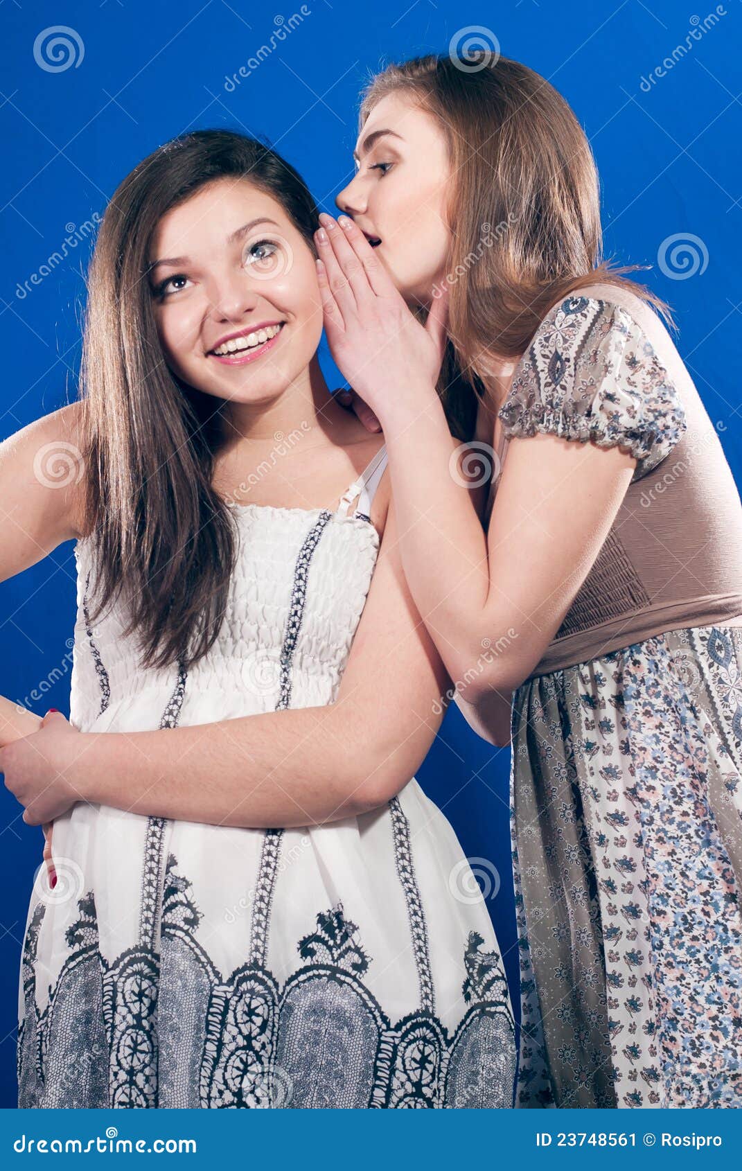 Meninas Que Falam, Conversando Ou Sussurrando? Imagem de Stock - Imagem ...