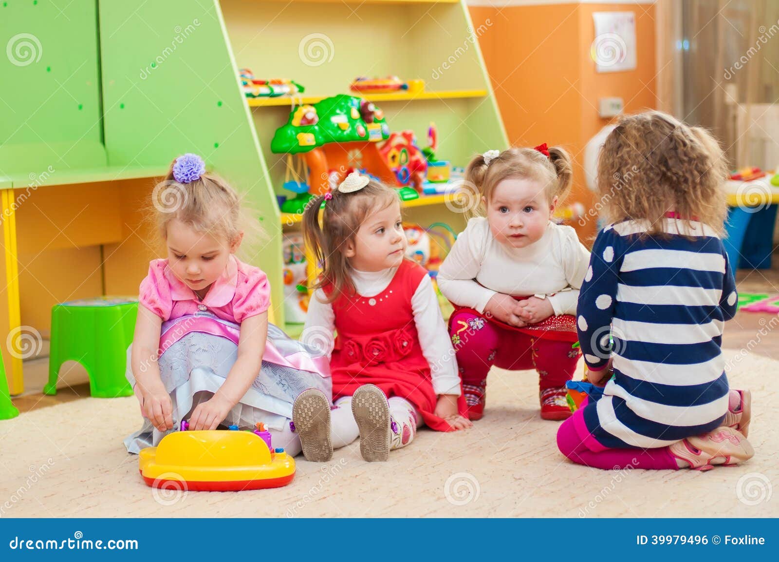 Meninas Que Jogam Com Os Brinquedos Na Sala De Jogos Foto De Stock