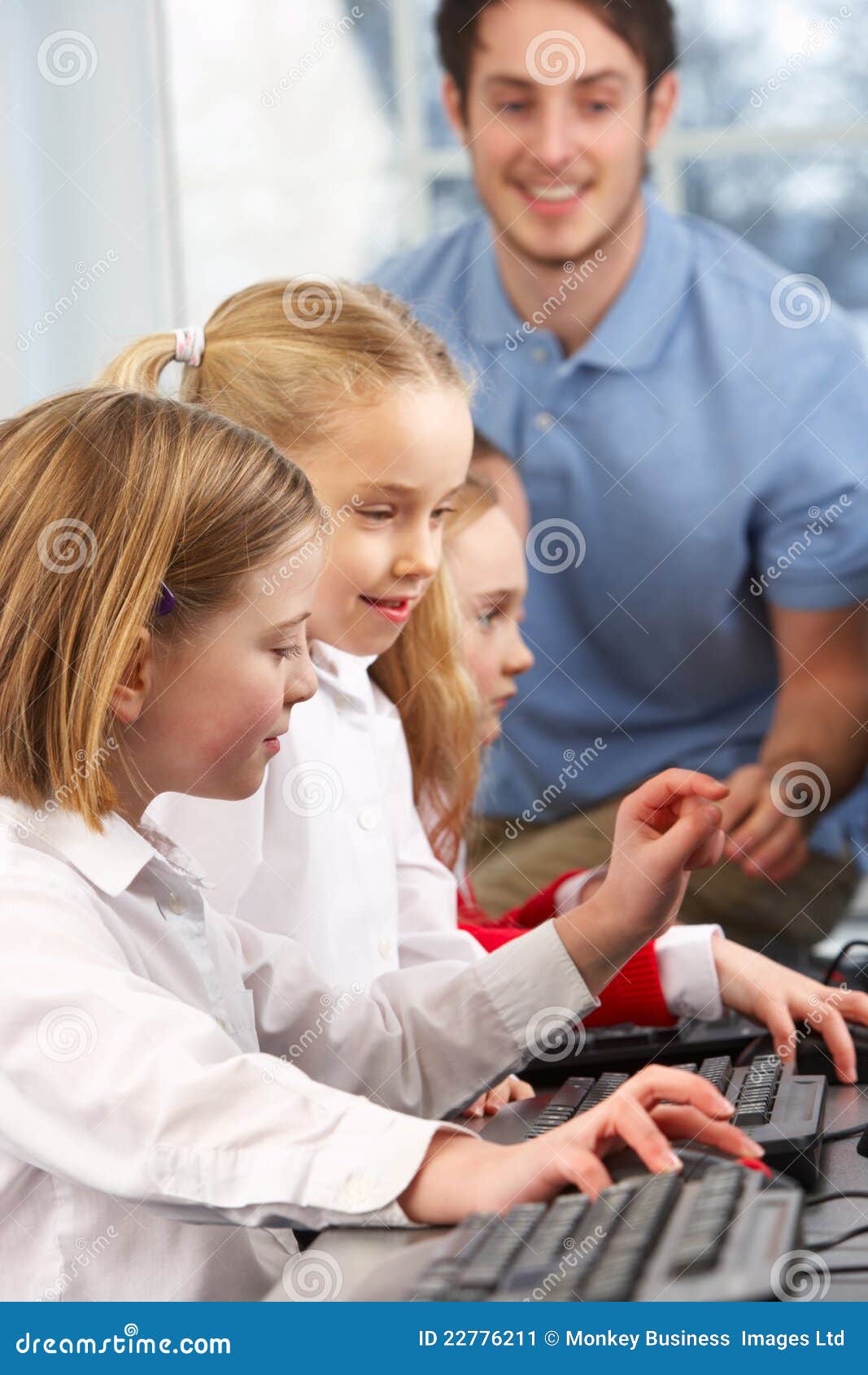 Meninas Que Usam Computadores Na Classe Com Professor Imagem de Stock ...