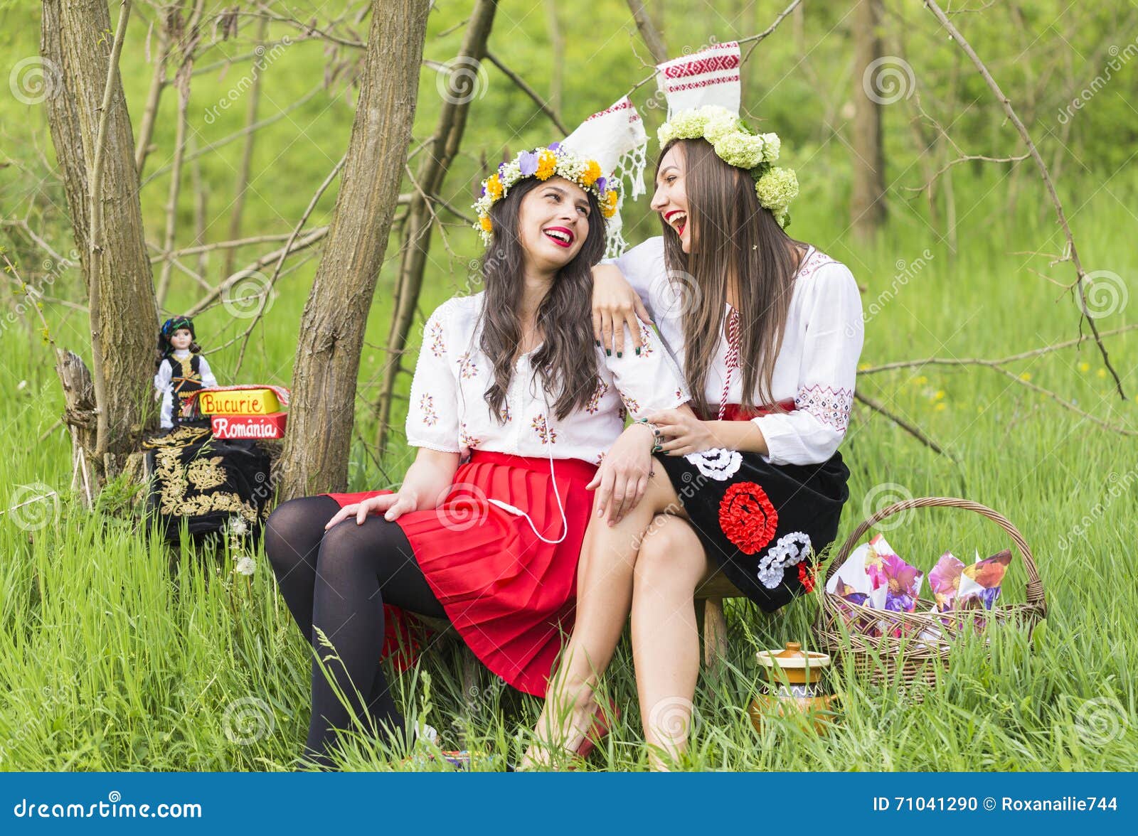 Meninas Romenas Que Vestem a Roupa Tradicional Imagem Editorial ...