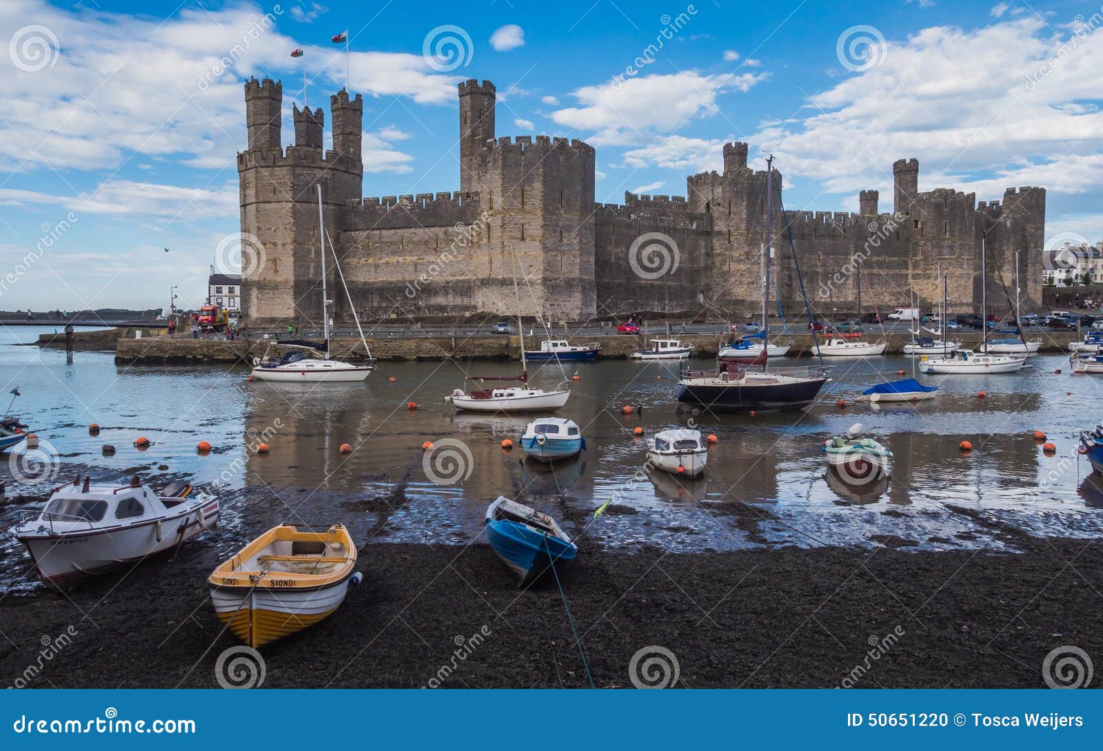 Mening Over Caernarfon-Kasteel Van Over Seiont Redactionele Afbeelding ...