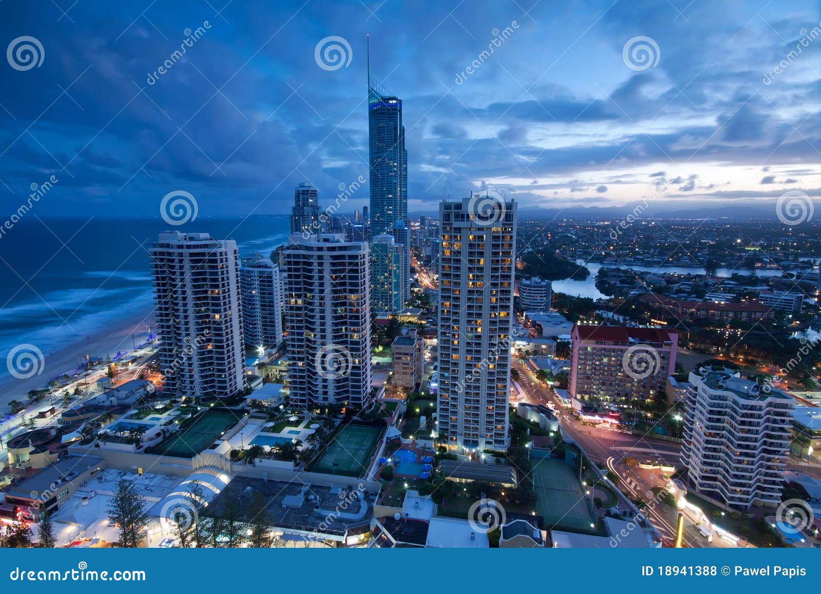 Mening Over De Moderne Stad Bij Schemer Stock Foto - Image of strand ...