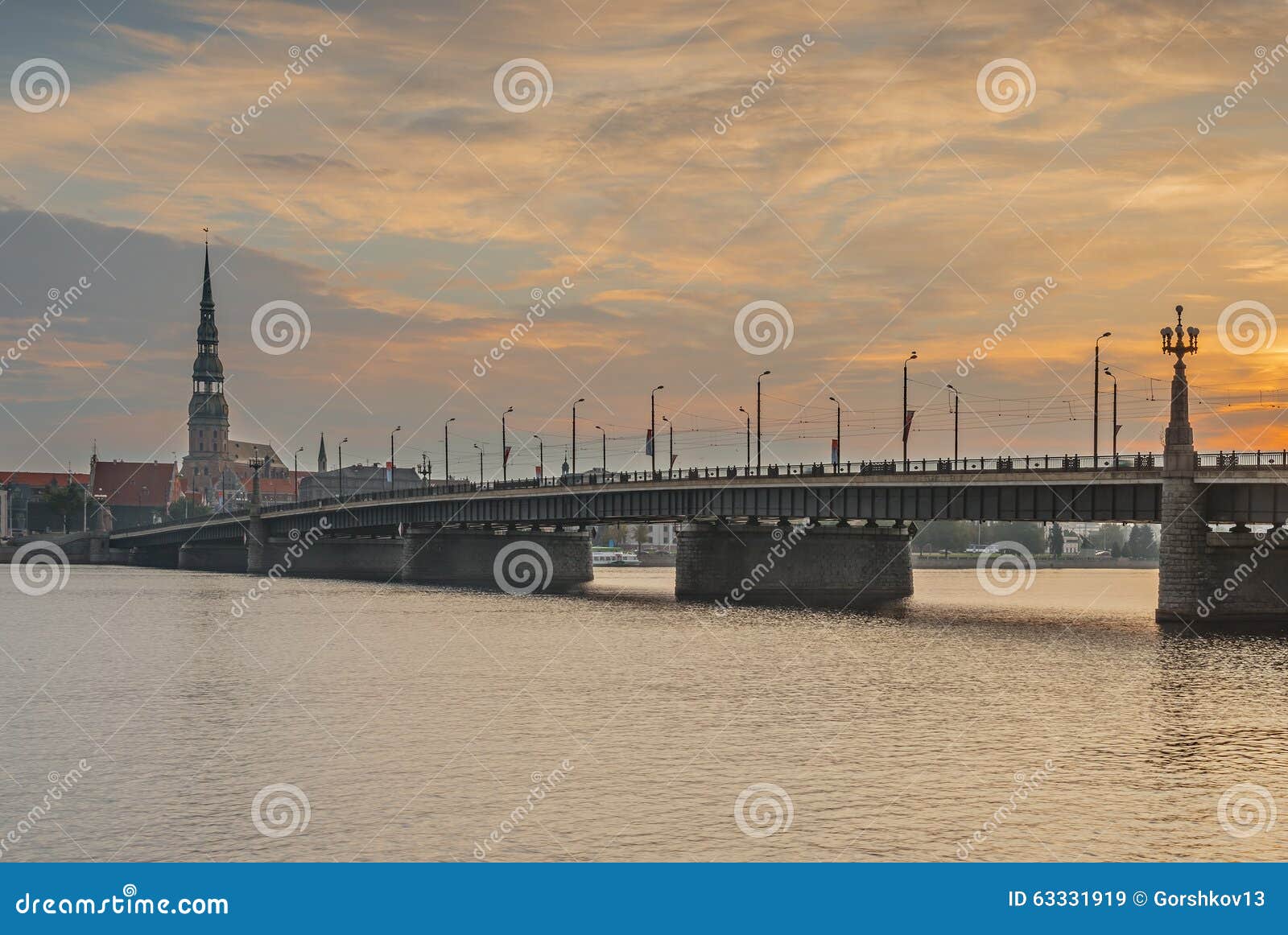 Mening Over Het Centrum Van De Oude Stad Van Riga En Steenbrug Stock ...