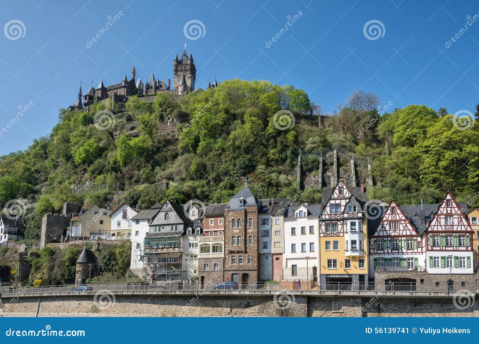 Mening Van De Dijk Van De Stad Van Cochem, Duitsland Stock Afbeelding ...