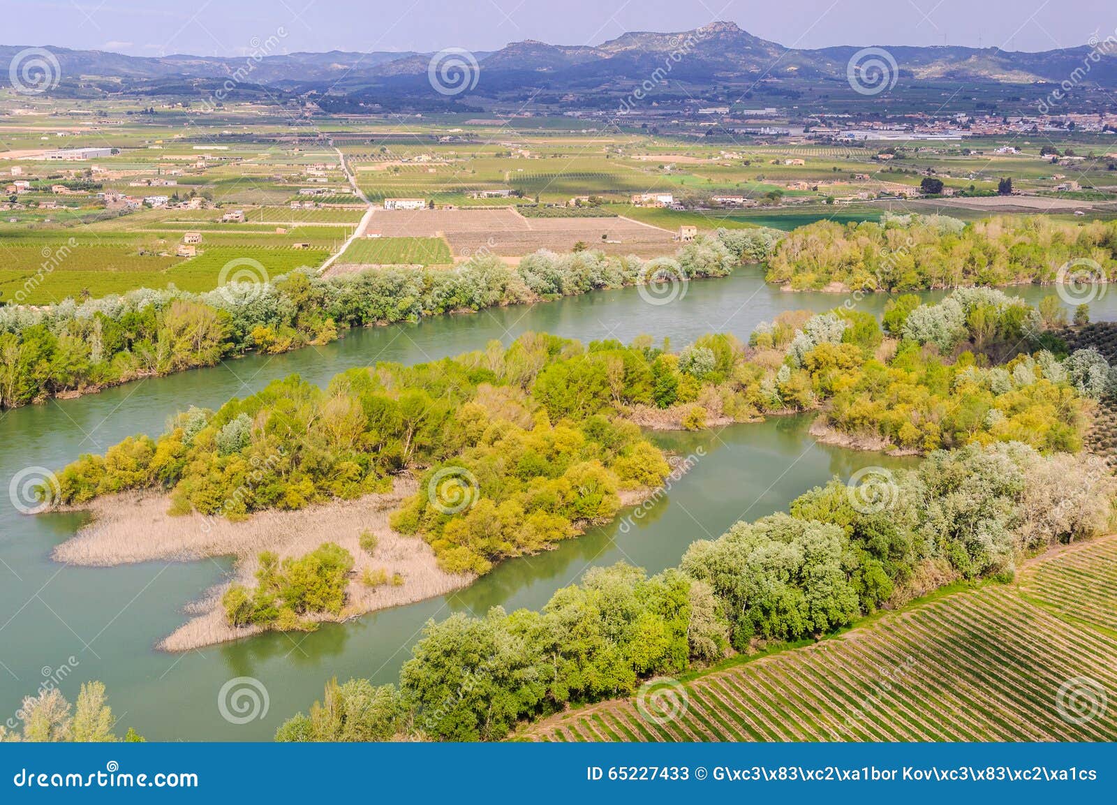 Mening Van De Ebro Rivier Dichtbij Tivissa, Spanje Stock Afbeelding ...