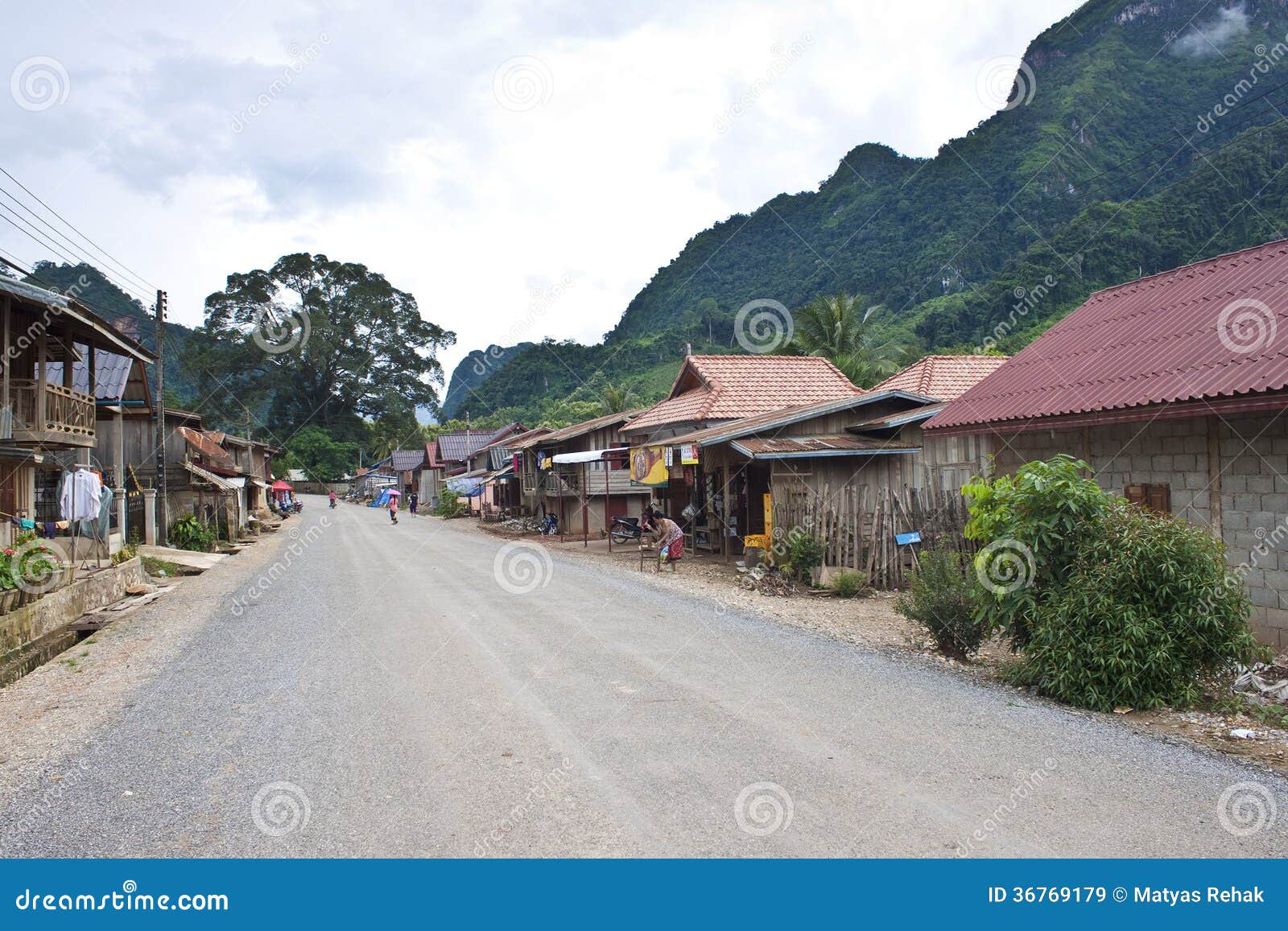 Mening Van Een Weg in Een Dorp Redactionele Stock Afbeelding - Image of ...