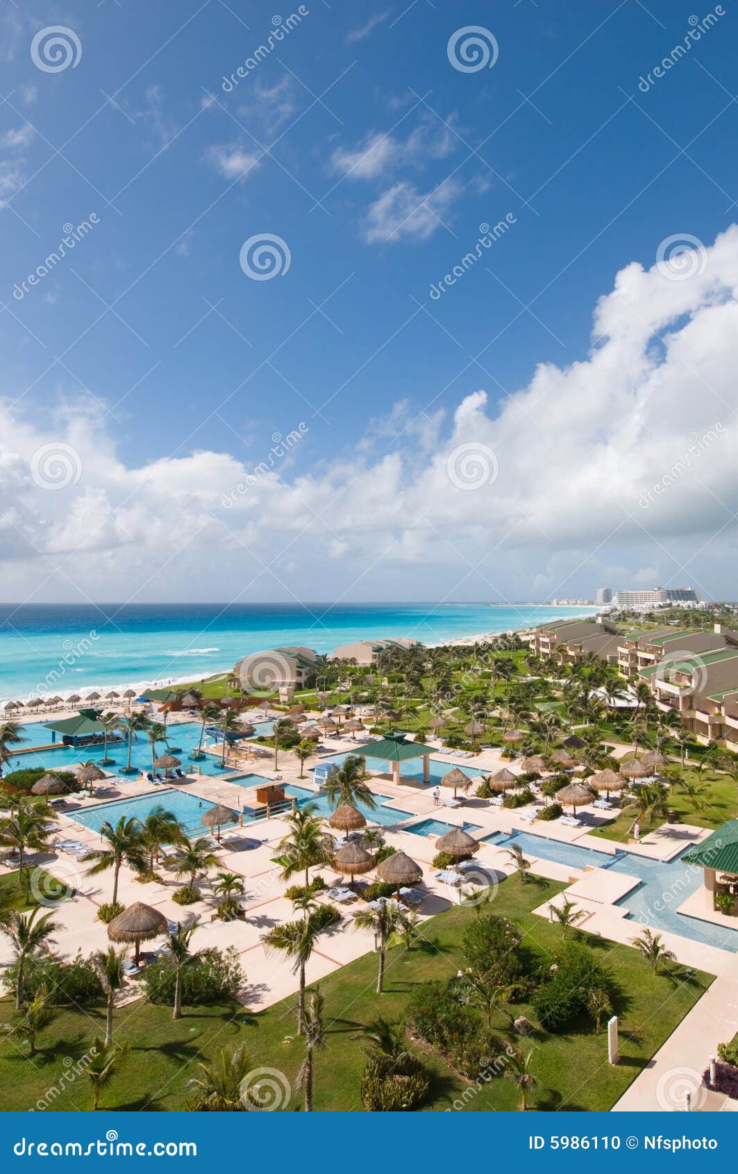 Mening Van Luxe Tropische Toevlucht Stock Foto - Image of paraplu ...