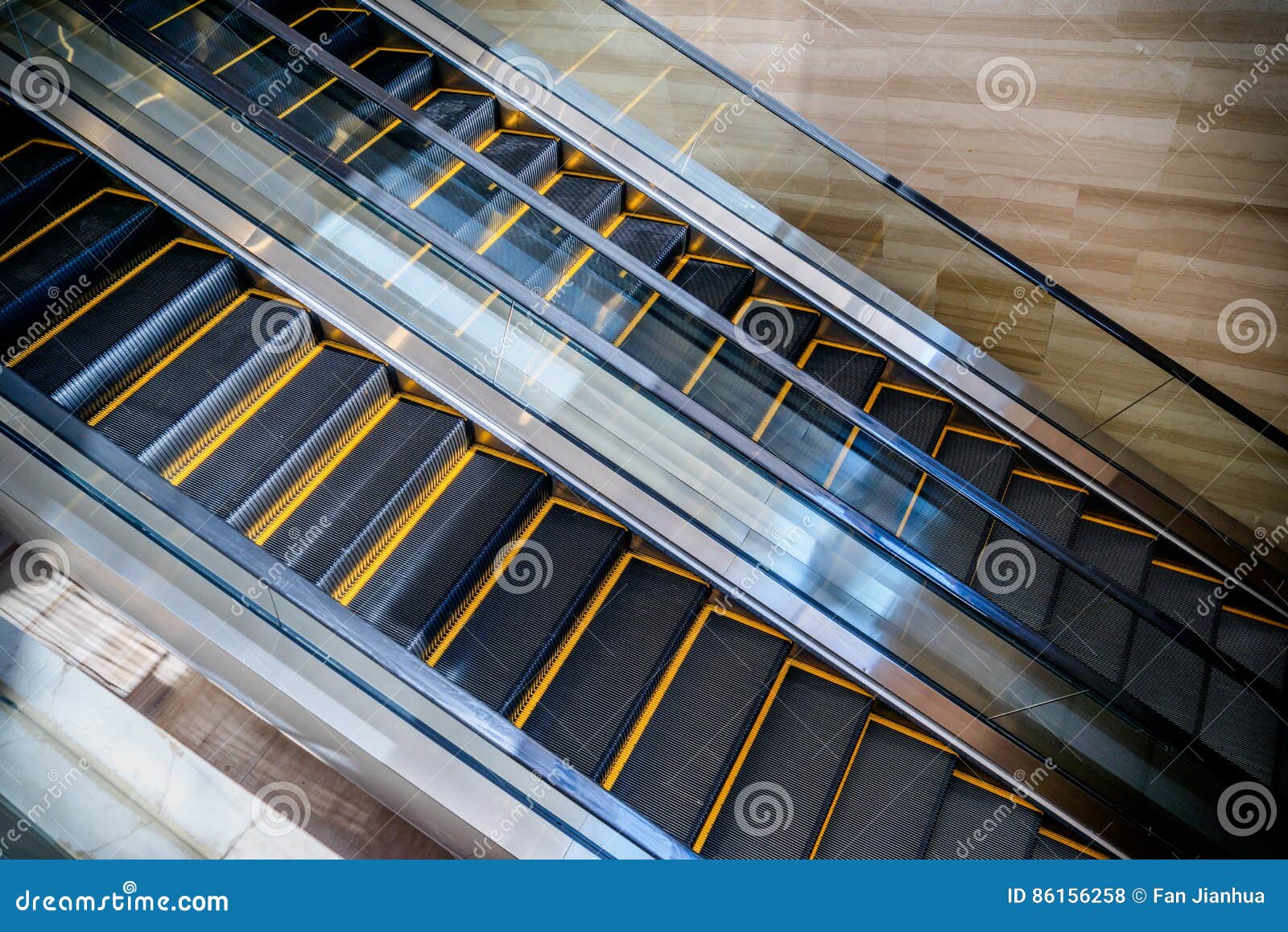 Mening Van Roltrap in Een Ondergrondse Post Stock Foto - Image of lift ...