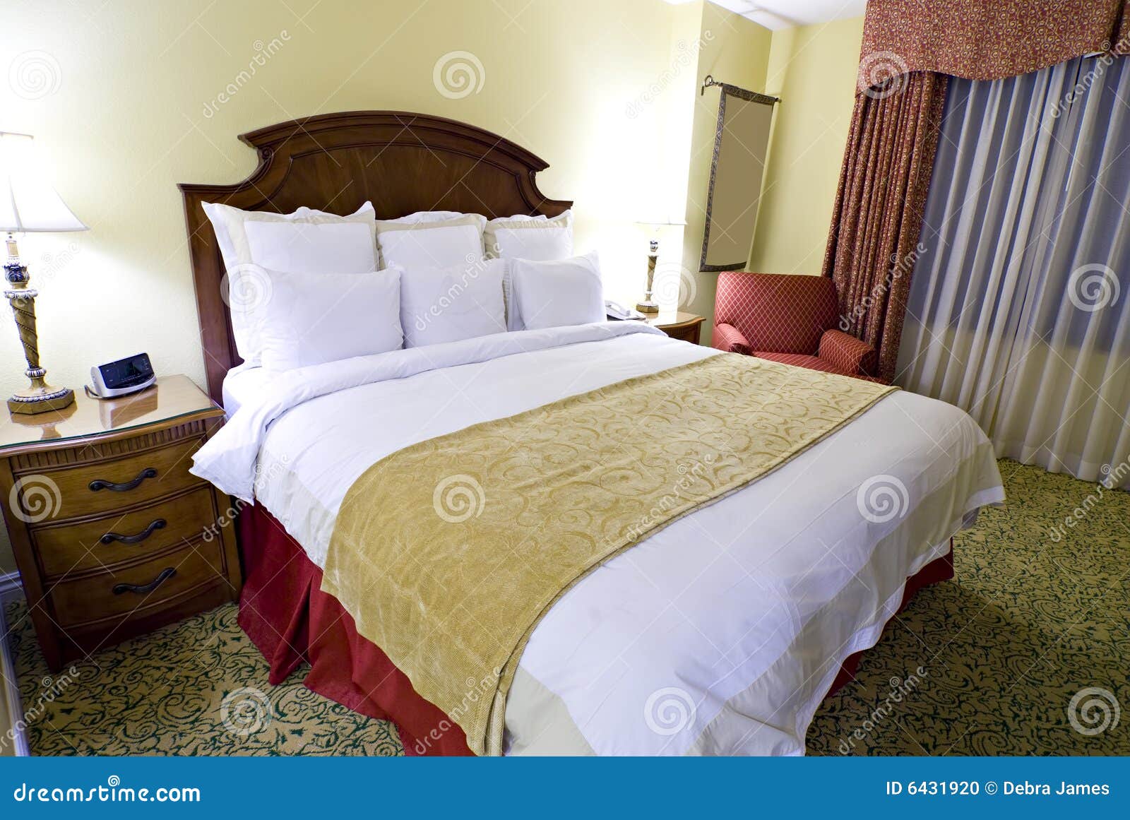 Mening Van Slaapkamer Met Groot Bed Stock Foto - Image of stoel, hotel ...