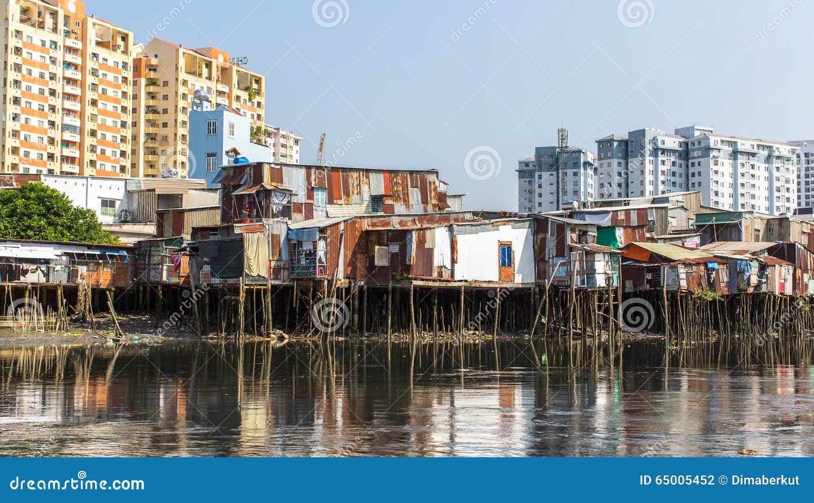 Meningen Van De Krottenwijken Van De Stad Van De Rivier Redactionele ...