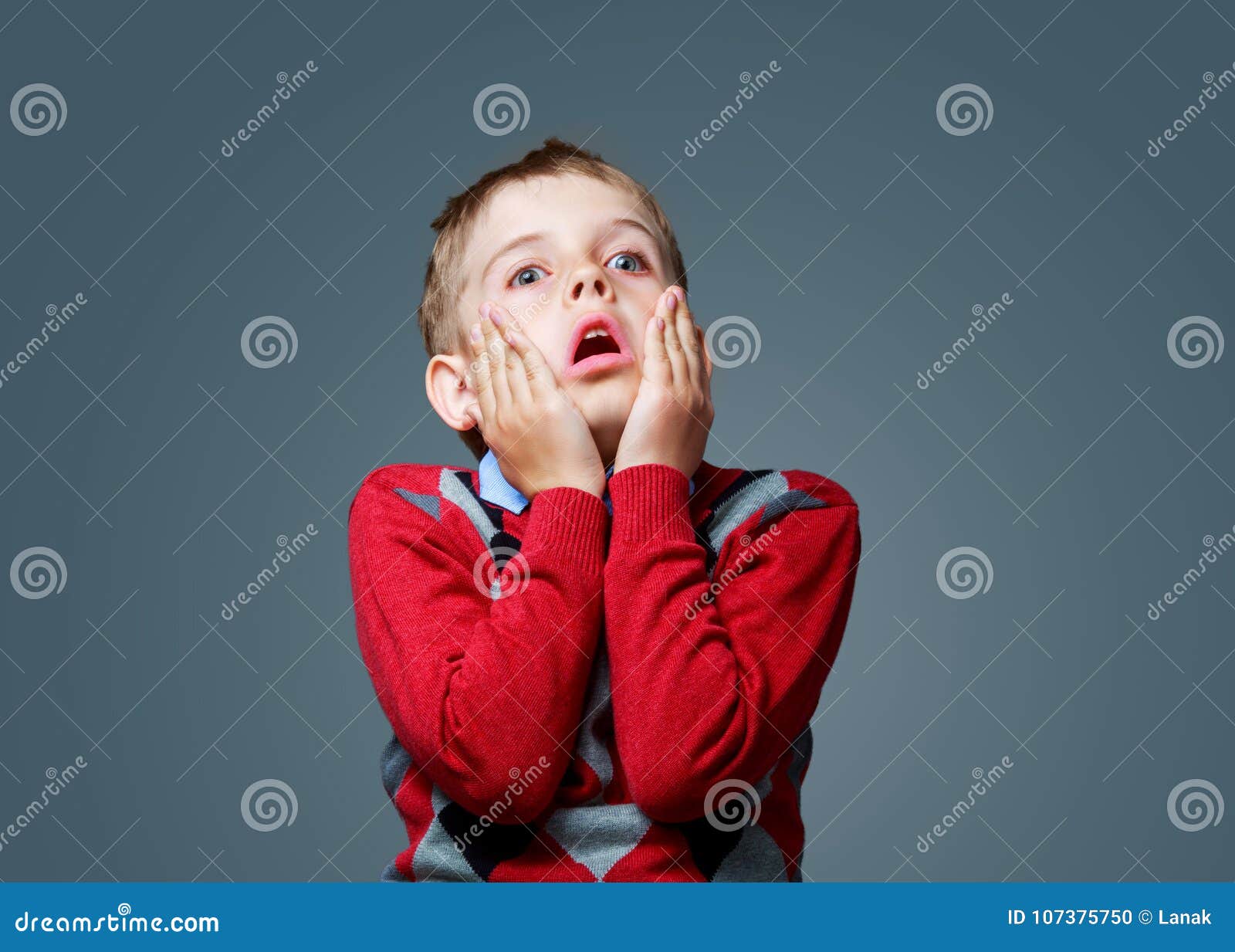 Menino assustado isolado foto de stock. Imagem de menino - 107375750