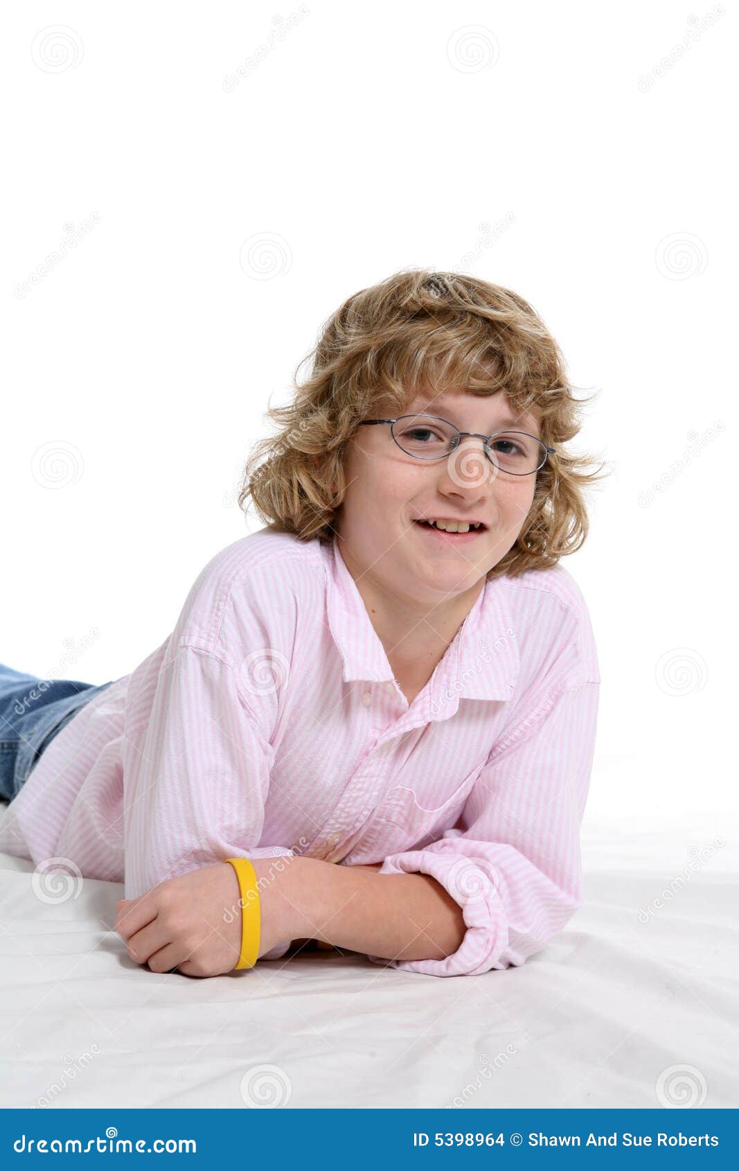 Menino Com Cabelo Louro Longo E Uma Camisa Cor-de-rosa Foto de Stock ...