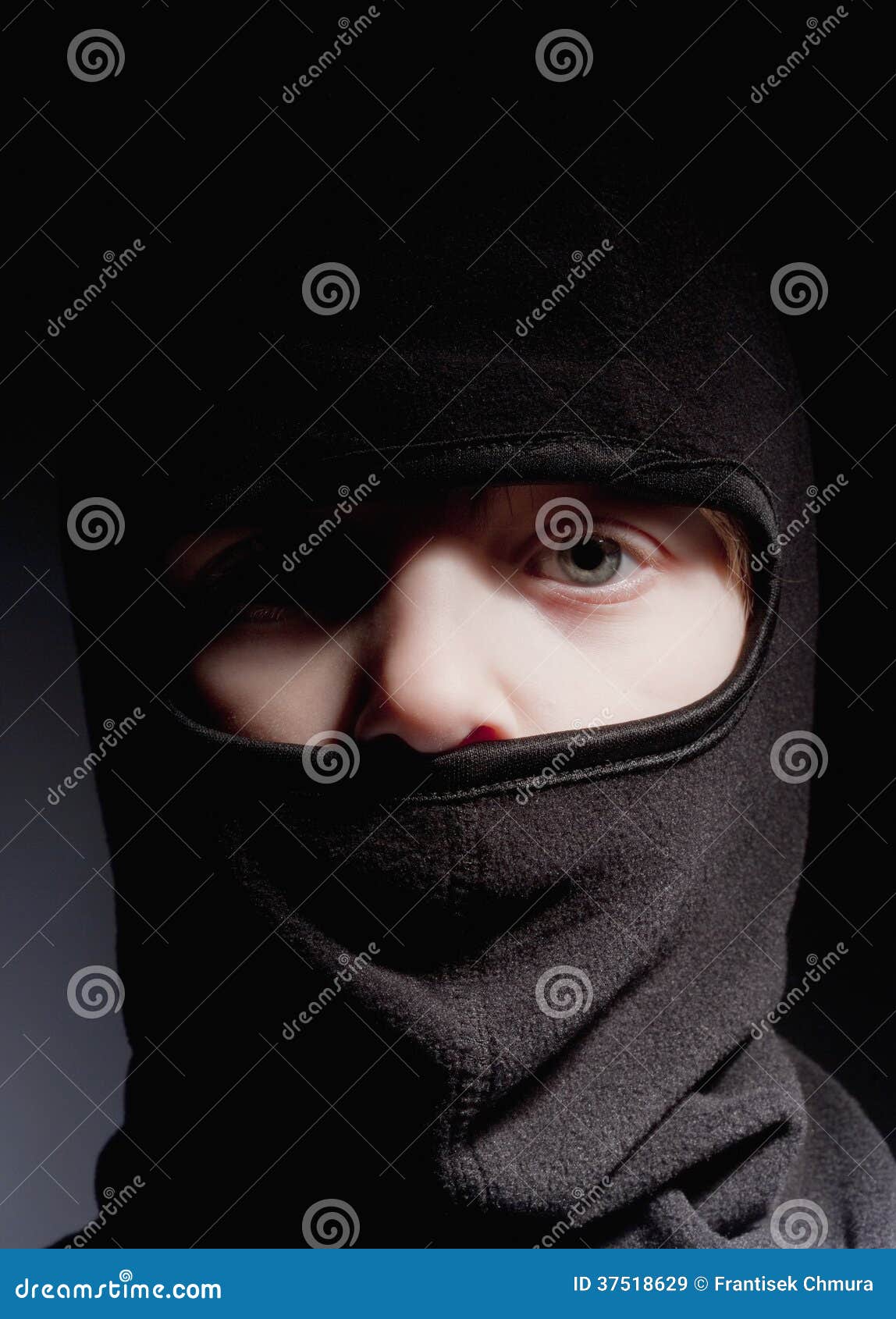 Menino Com Hood Playing Ninja Imagem de Stock - Imagem de fofofo ...