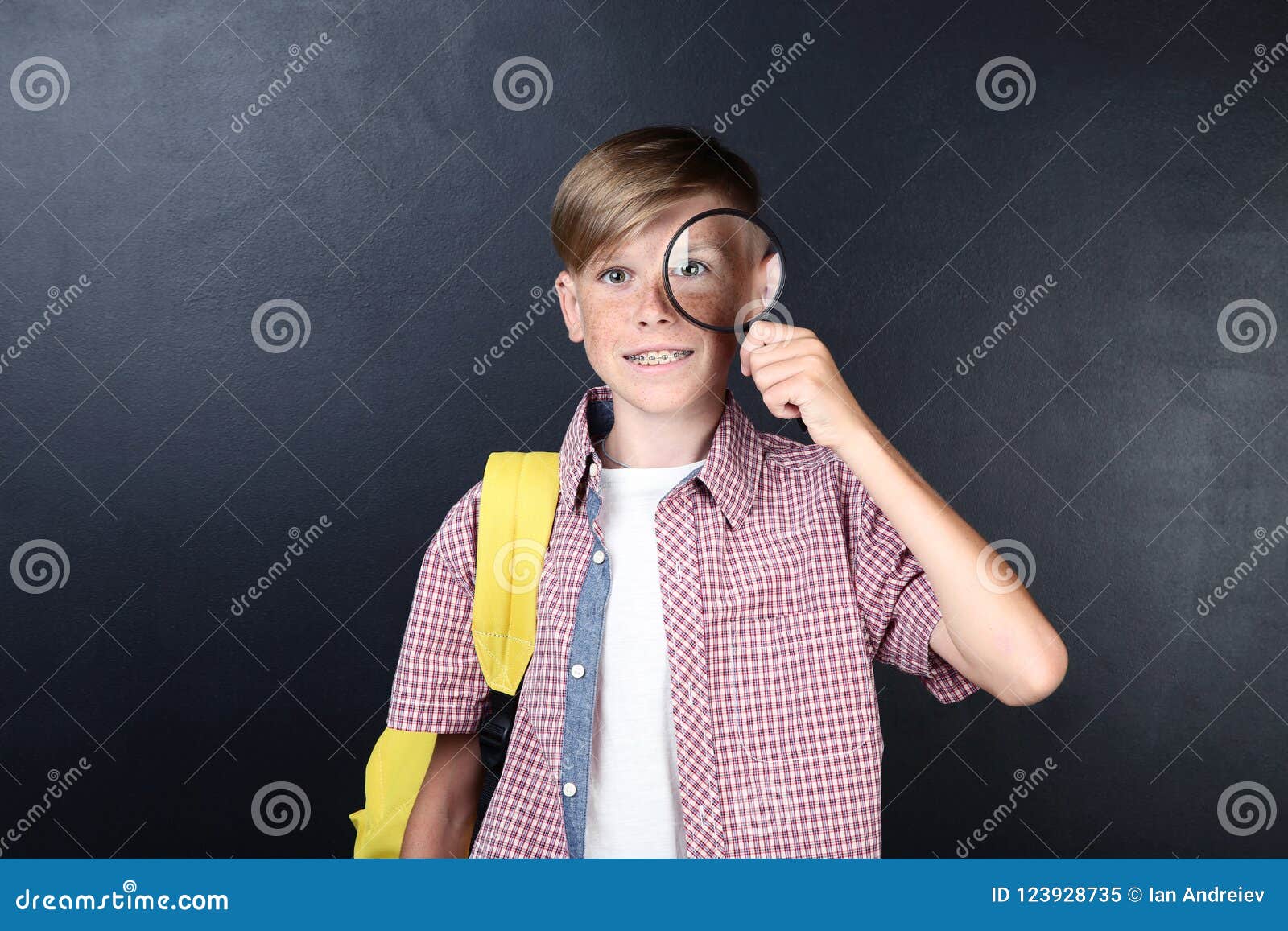 Menino com lupa imagem de stock. Imagem de retrato, cara - 123928735