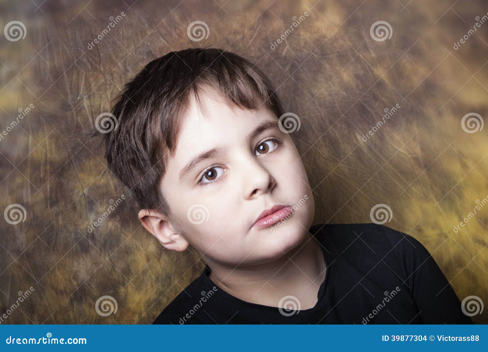 Menino Com Um Olhar Distante Foto de Stock - Imagem de atrativo, olhos ...