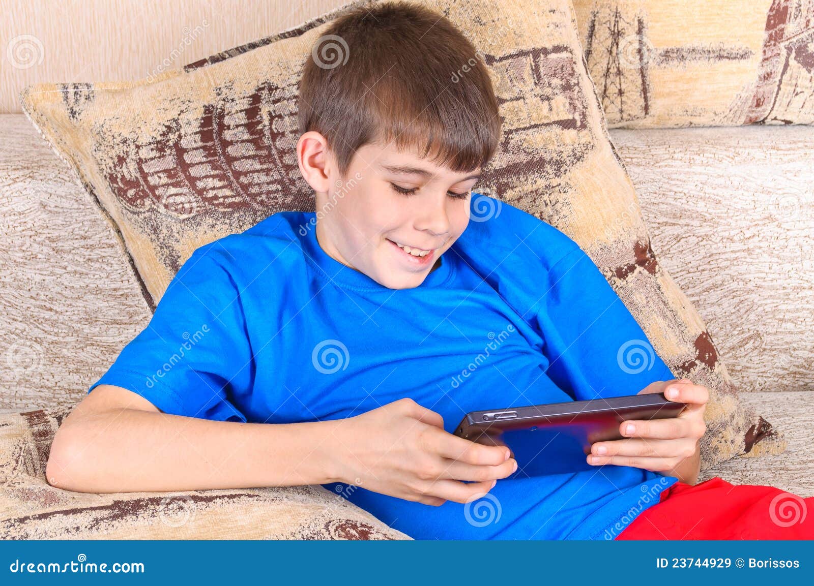 Menino Com Um Pc Da Tabuleta Imagem De Stock Imagem De Jogo Email