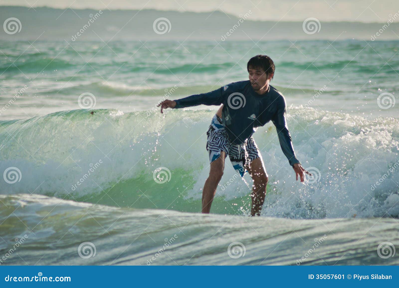 Menino do surfista foto editorial. Imagem de esporte - 35057601