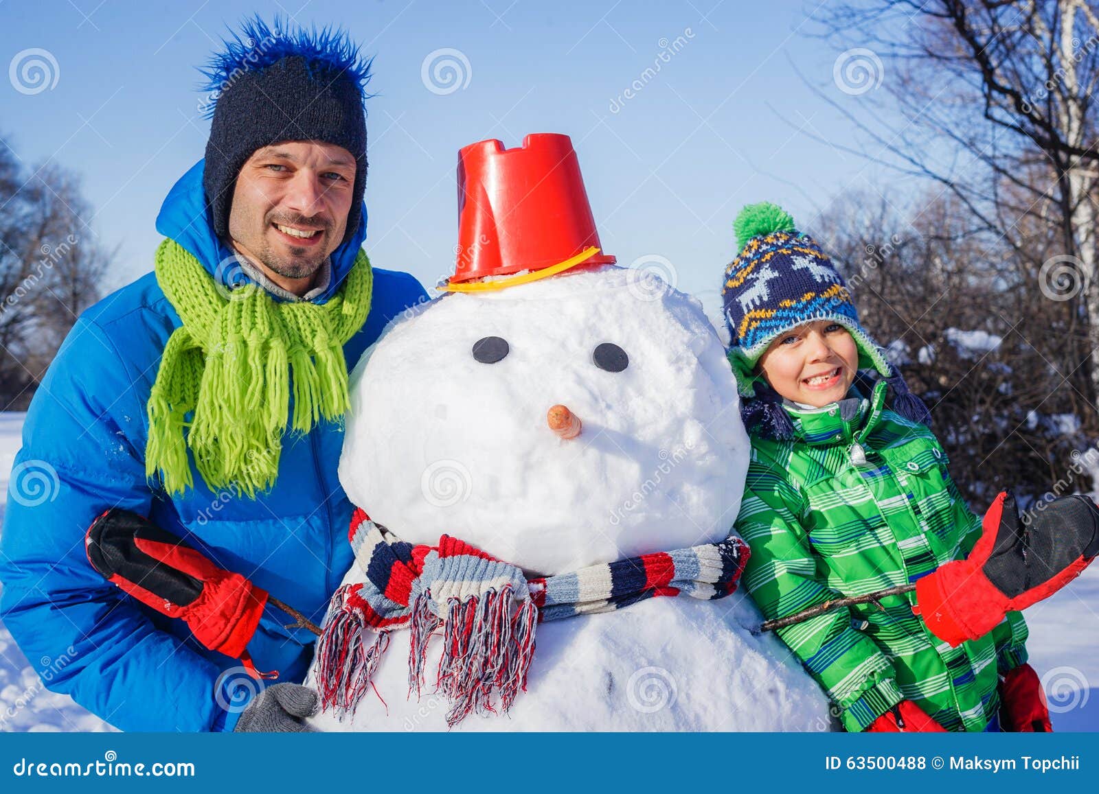 Menino E Seu Pai Com Um Boneco De Neve Foto de Stock - Imagem de geada ...