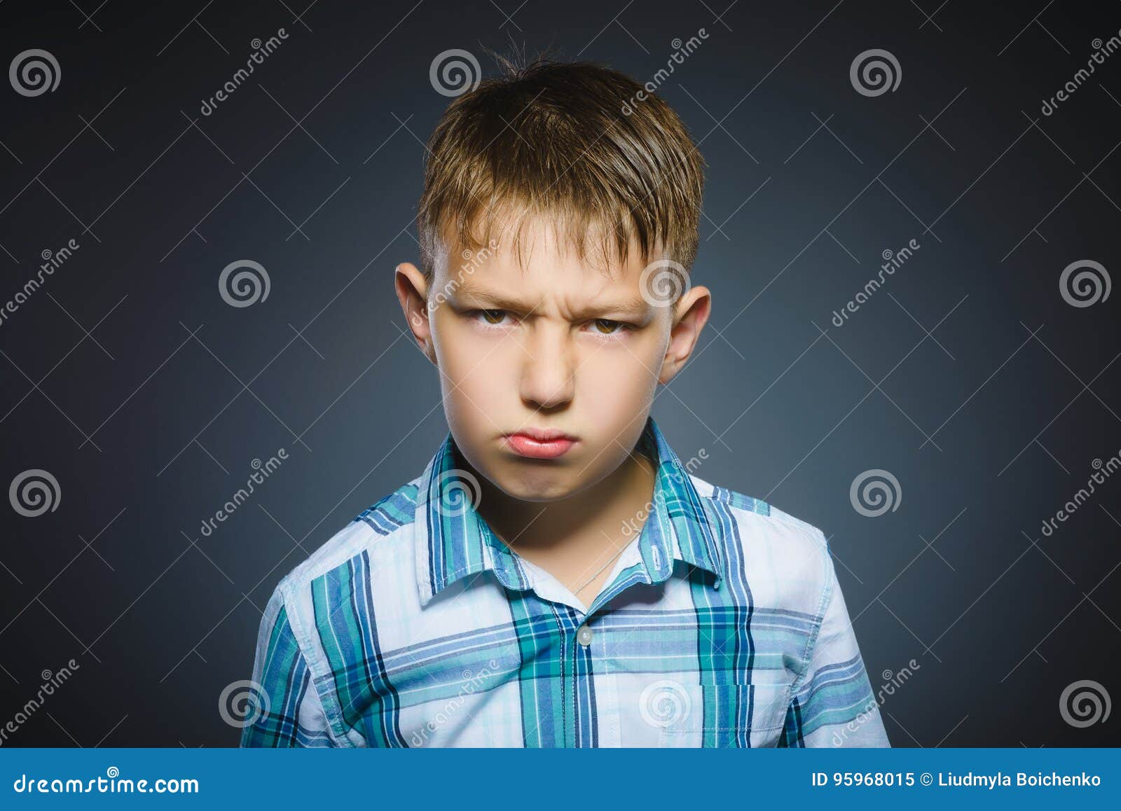 Menino Irritado Isolado No Fundo Cinzento Closeup Imagem de Stock ...