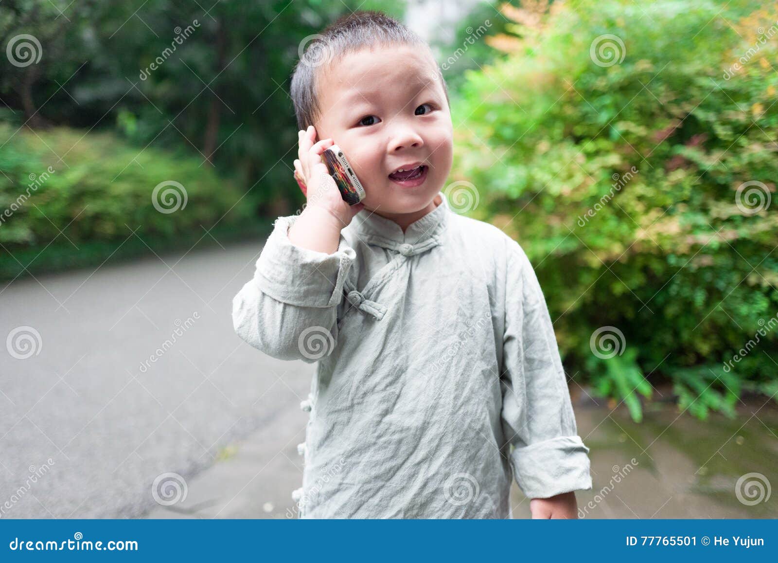 Menino no telefone imagem de stock. Imagem de antigo - 77765501