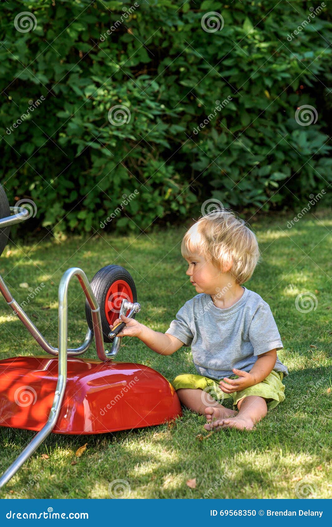 Menino Pequeno Que Aprende Usar a Catraca Foto de Stock - Imagem de aprendizagem, vermelho: 69568350