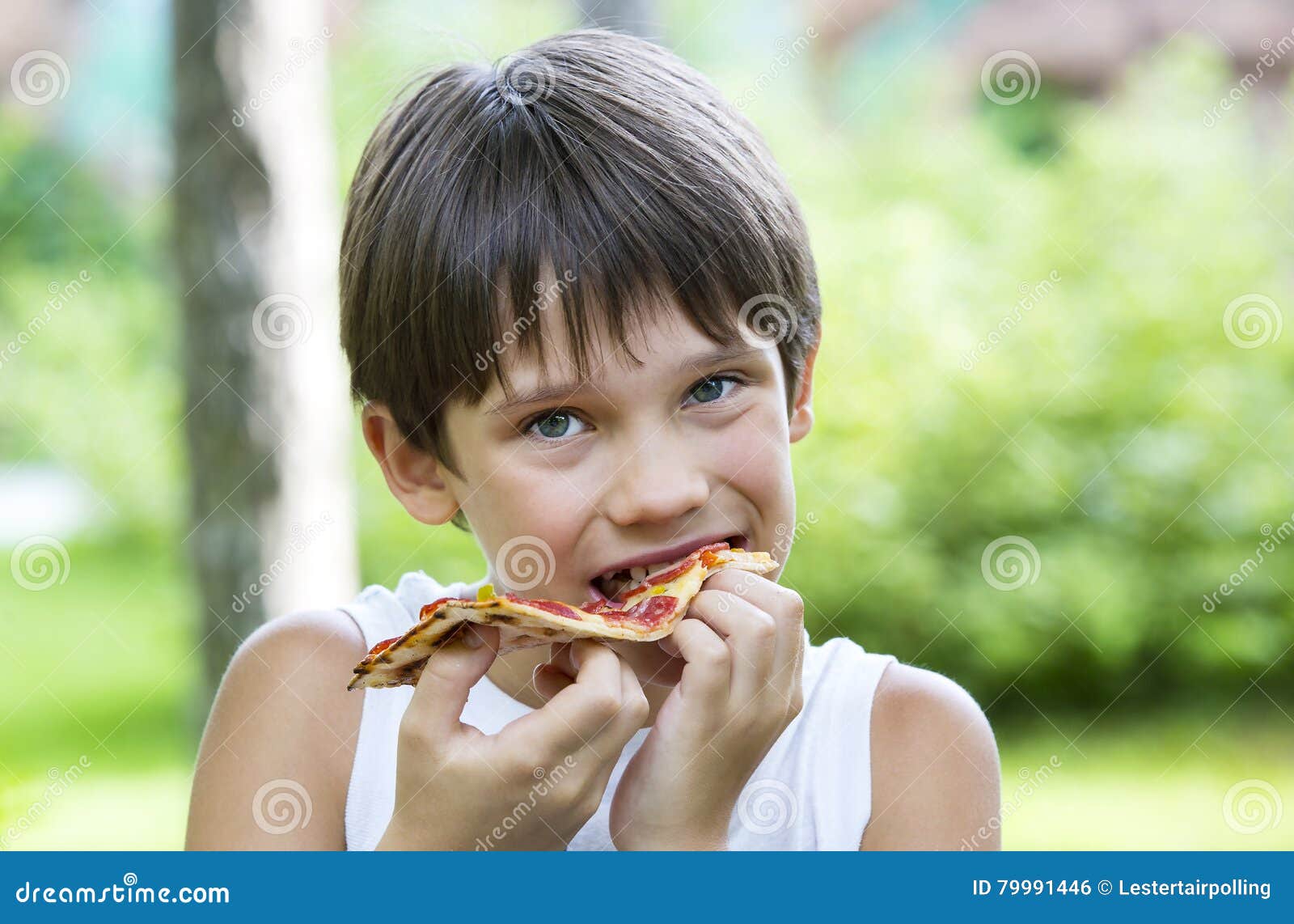 Menino que come a pizza foto de stock. Imagem de gostoso - 79991446