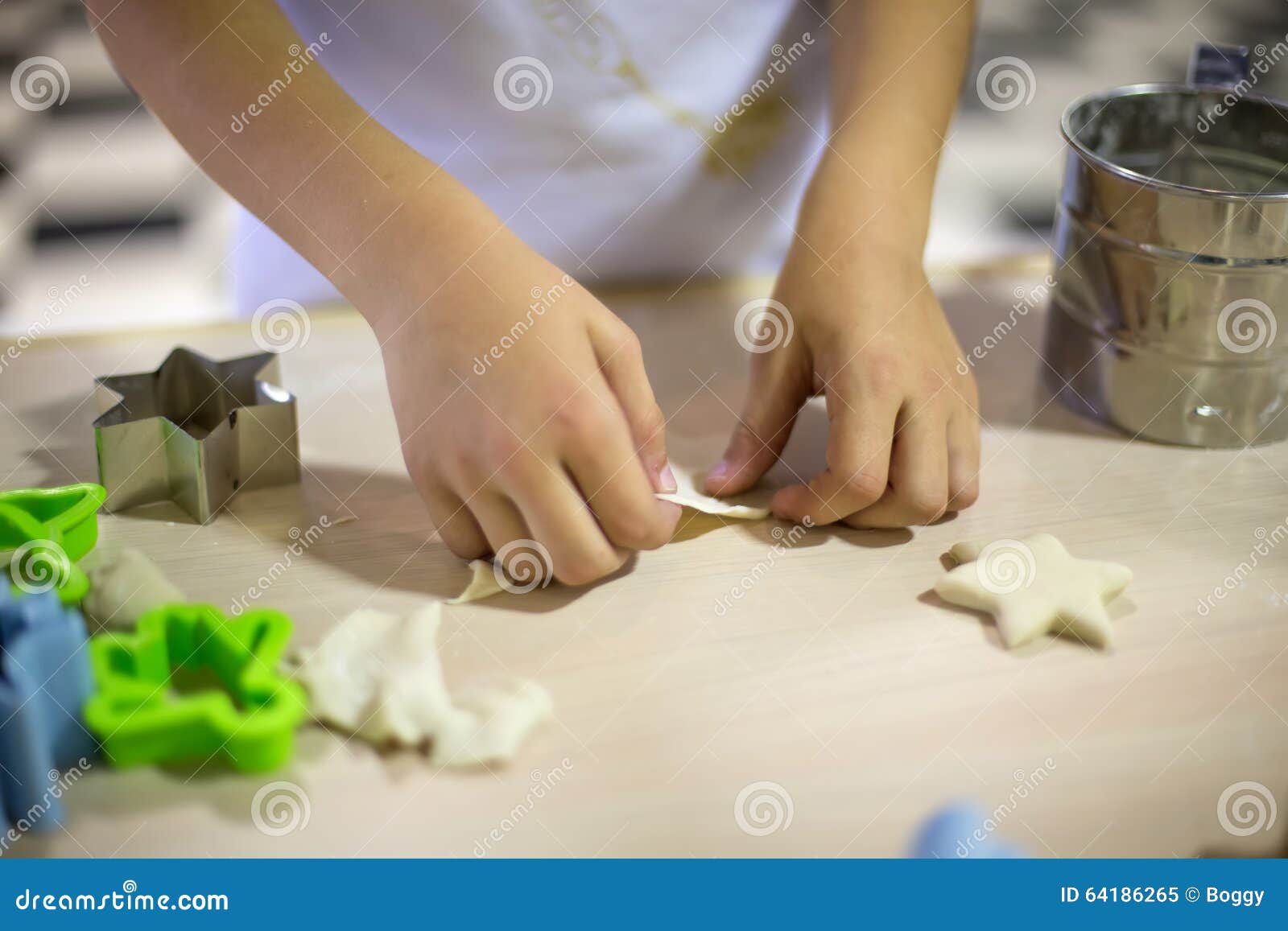 Menino que faz cookies imagem de stock. Imagem de pastelaria - 64186265