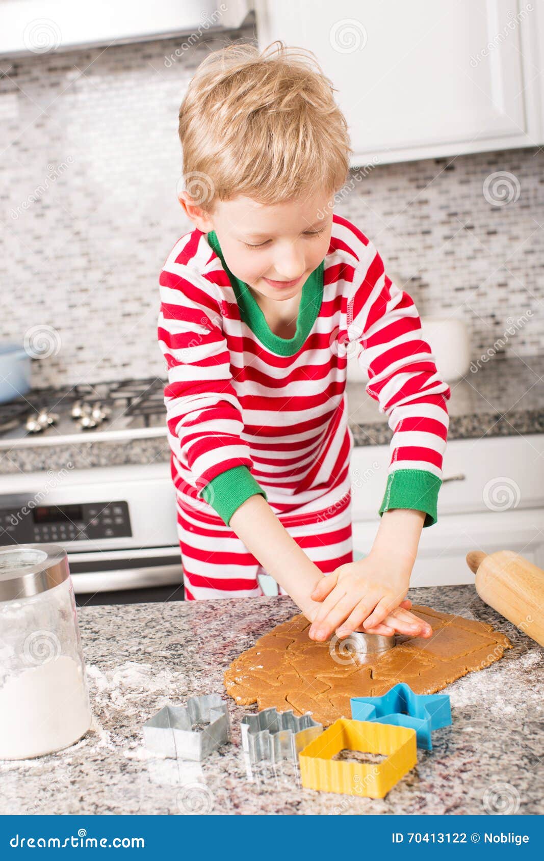 Menino que faz cookies foto de stock. Imagem de pino - 70413122