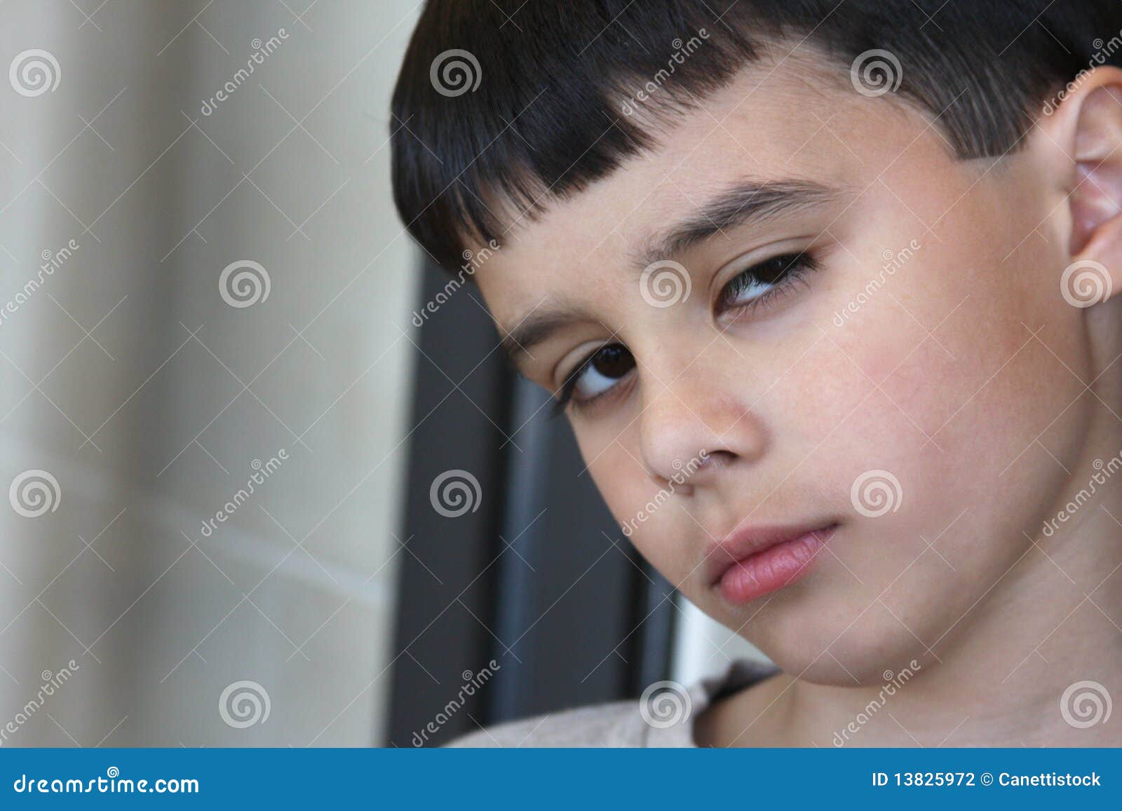 Menino suspeito foto de stock. Imagem de pouco, decepcione - 13825972